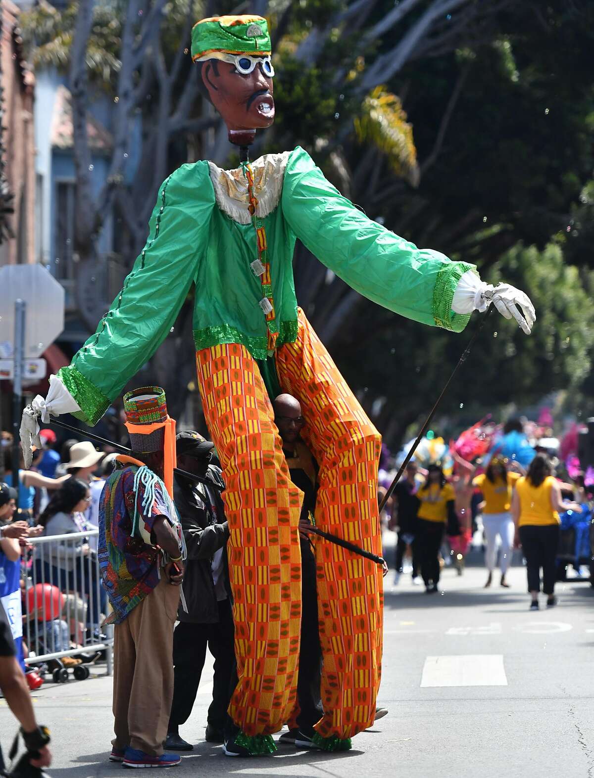 Carnaval in SF celebrates 40th anniversary with colorful parade