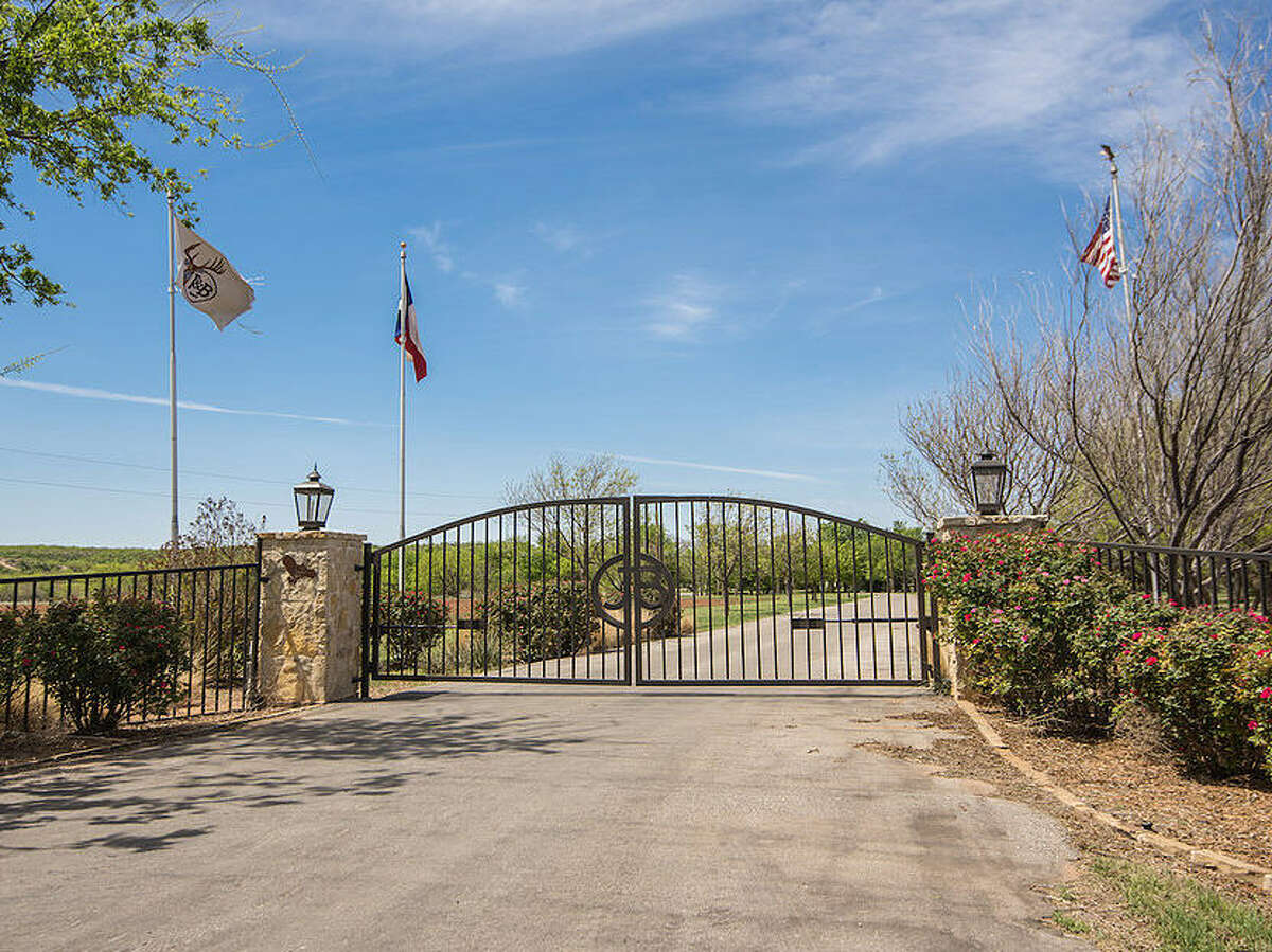 You'll fall in love with the outdoors with this massive Texas ranch ...