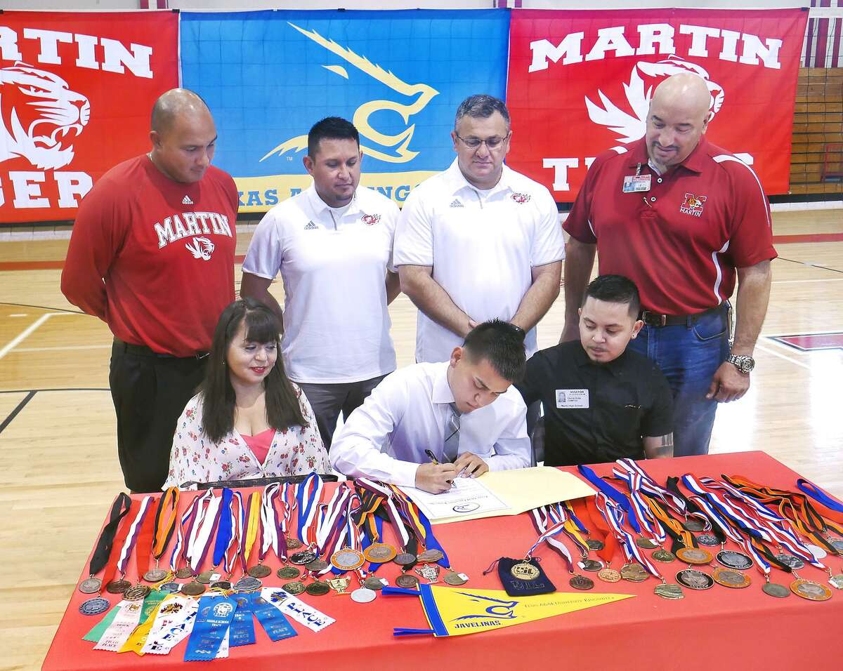 Martin’s Davila commits to TAMUK