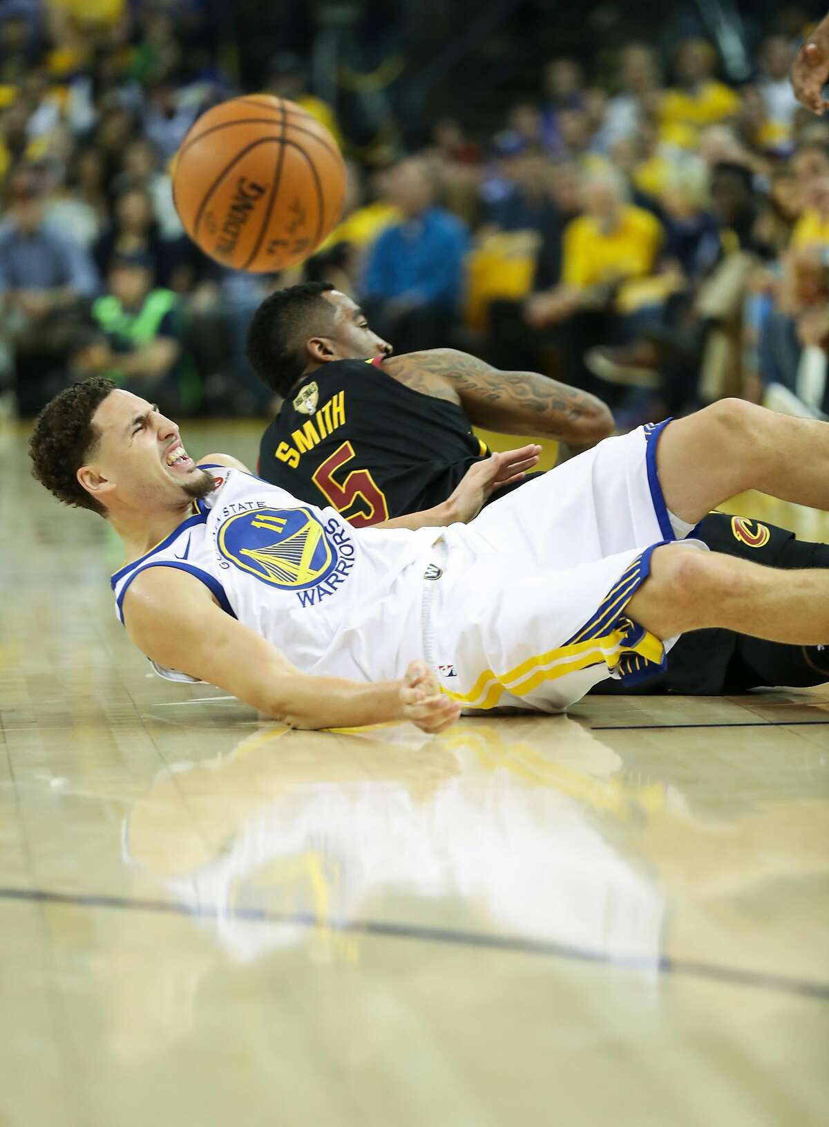 Klay Thompson returns after 1st quarter injury scare