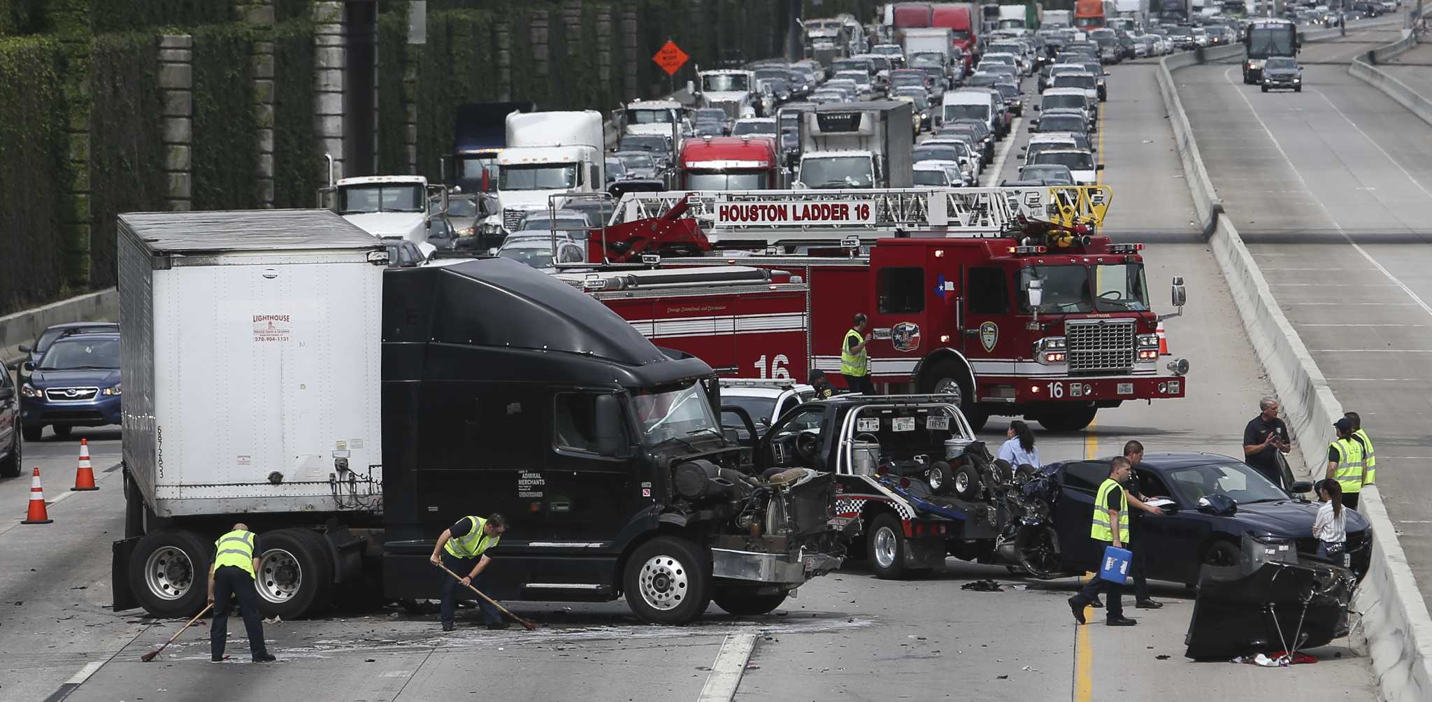 5-vehicle wreck slows traffic on SW Freeway