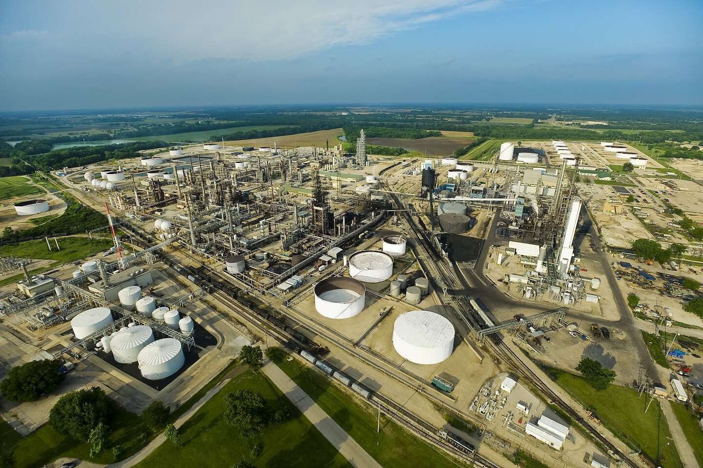 Carl Icahn offers to increase stake in Houston's CVR Energy