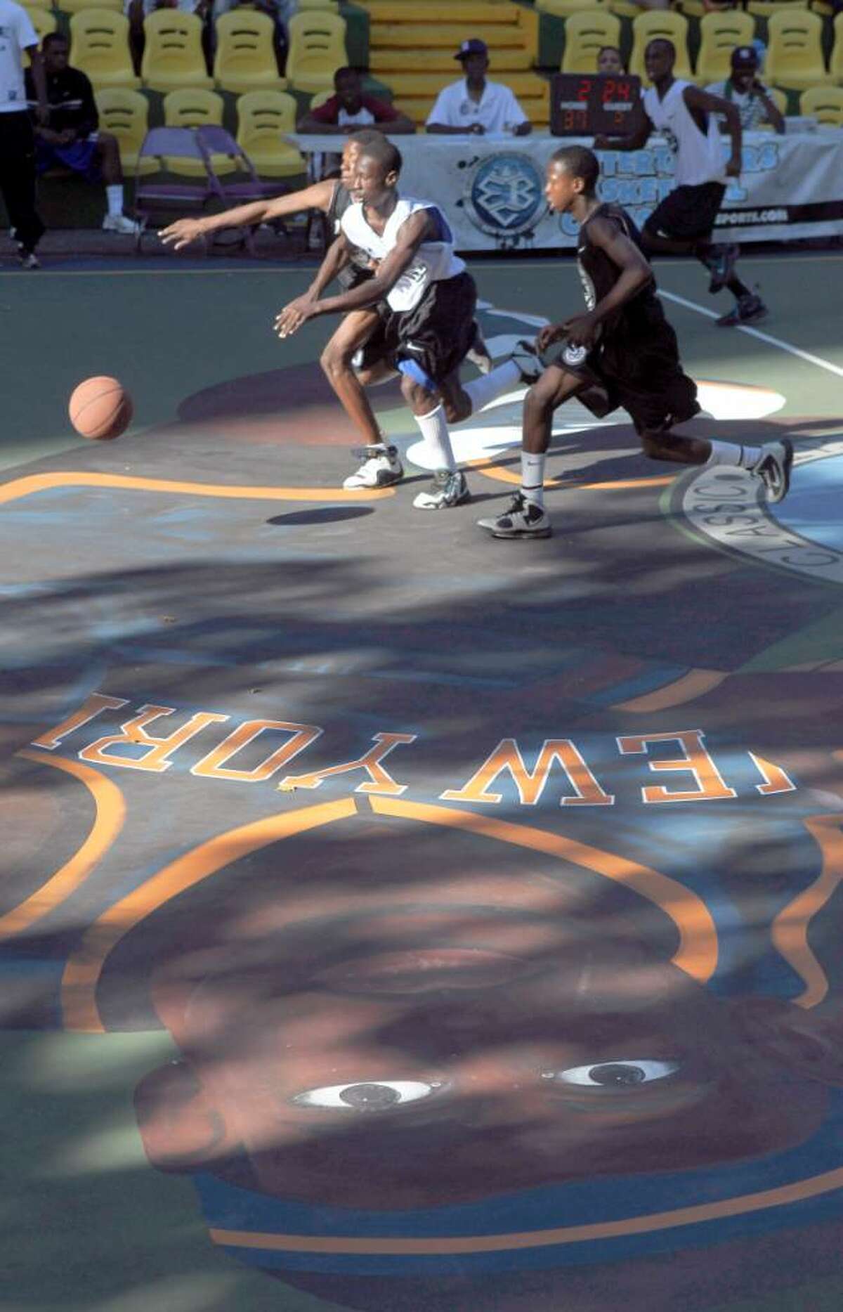 Local artists try to 'lure LeBron' with 50-foot image of hoops ...