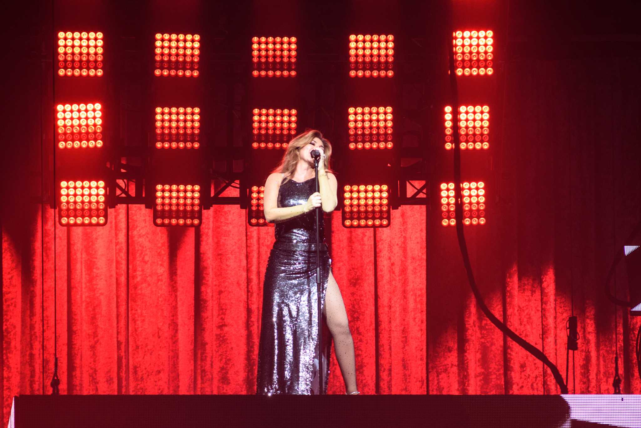 Shania Twain brings her country-pop dazzle to Houston
