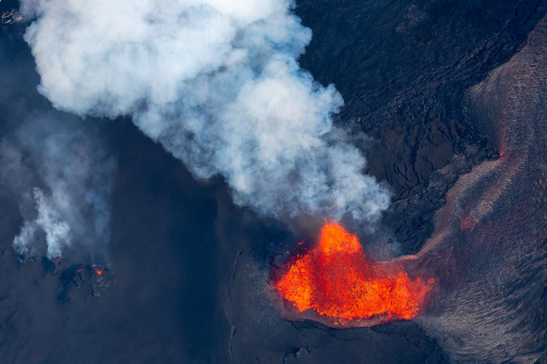 Lava boils away largest lake on Big Island in about 90 minutes