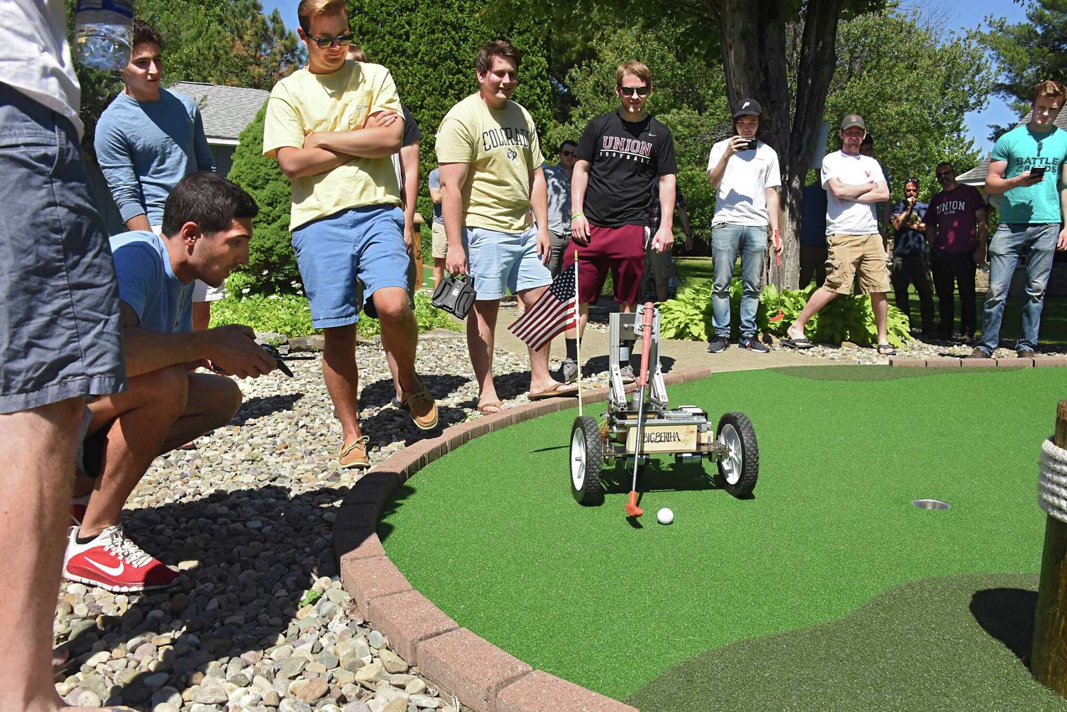 Girl vs. Robot: Mini golf game's a family tradition