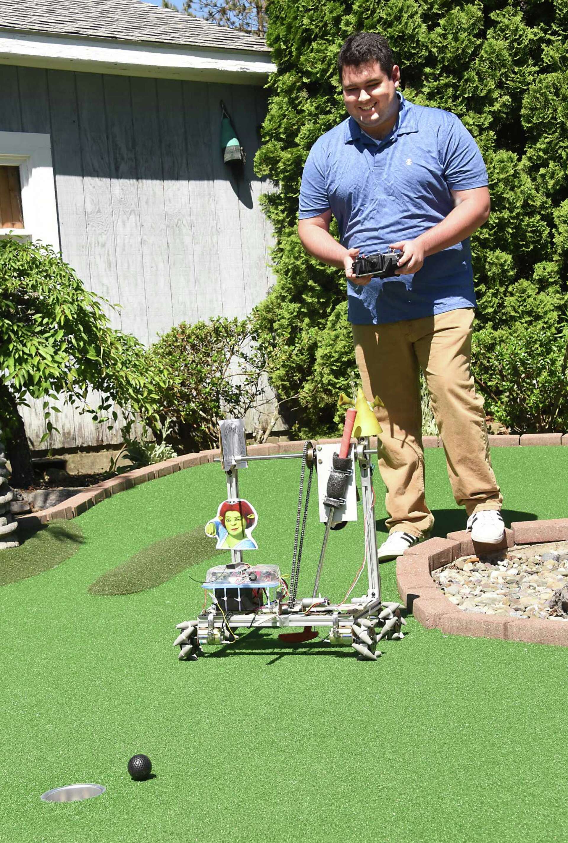 Girl vs. Robot: Mini golf game's a family tradition