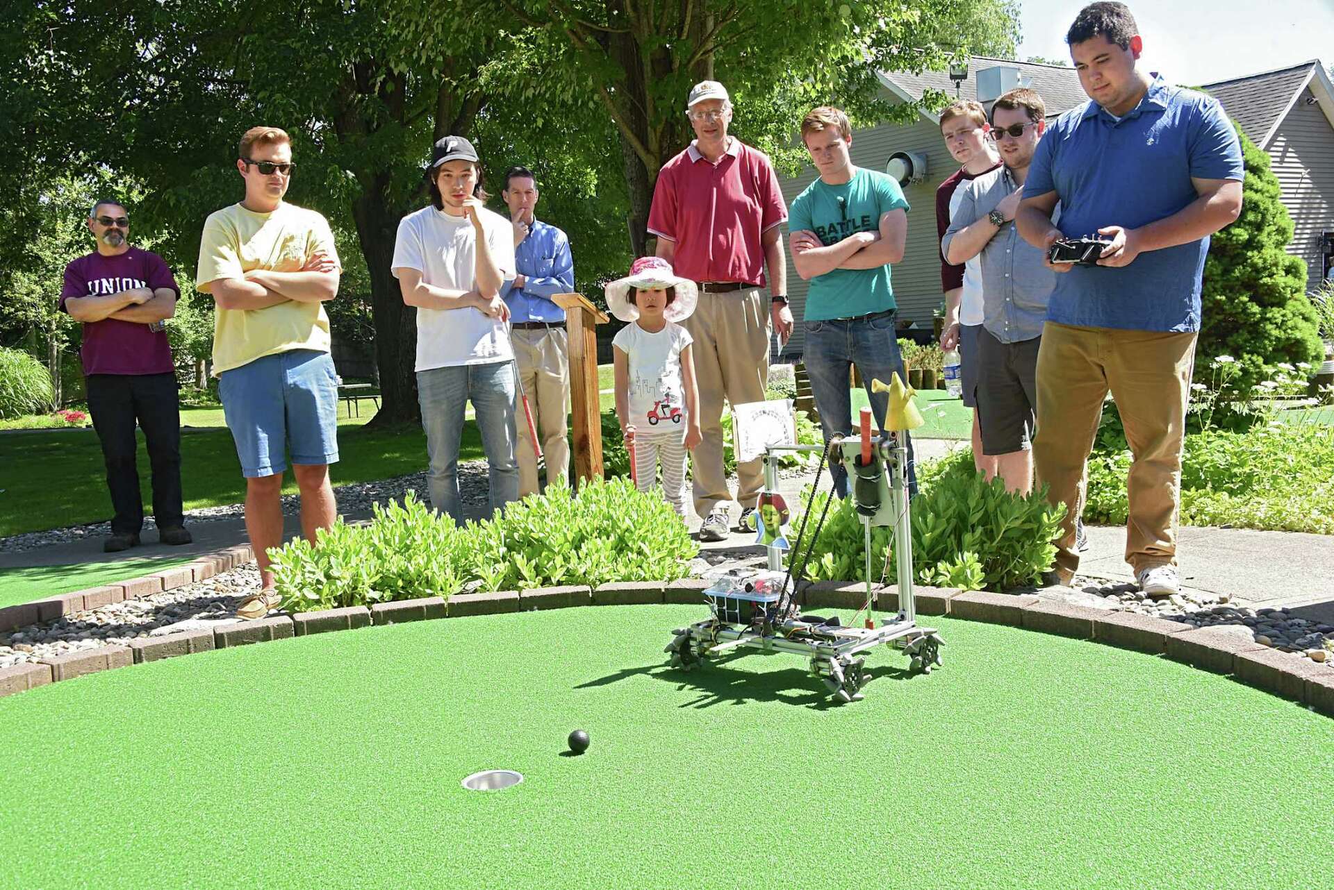 Girl vs. Robot: Mini golf game's a family tradition