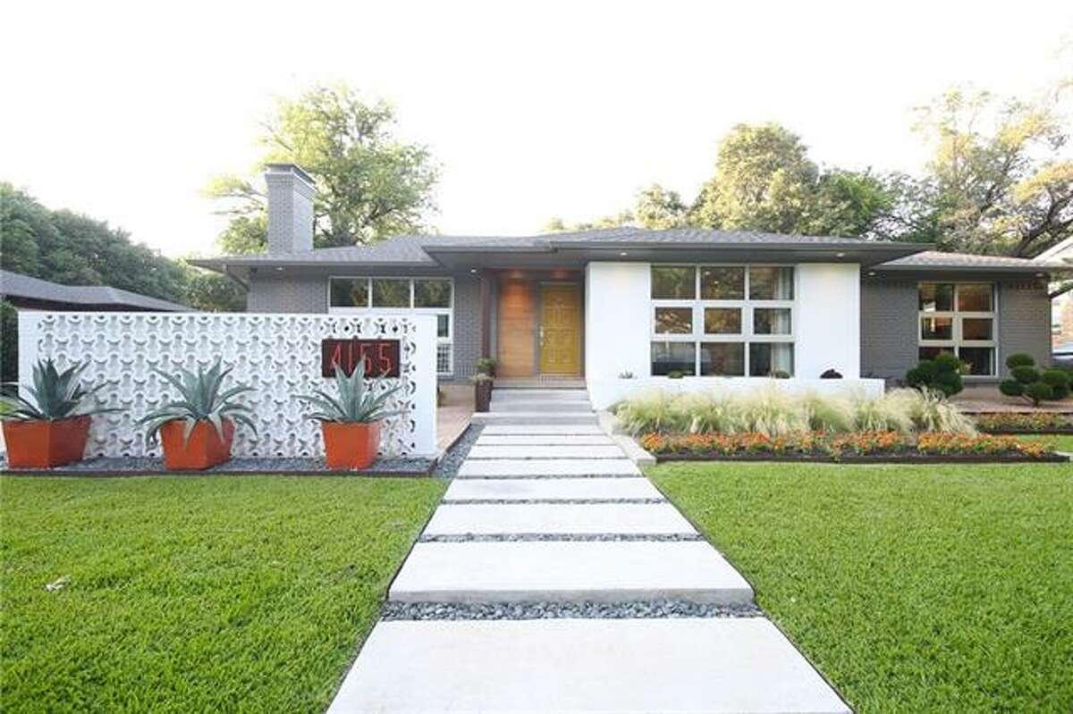 Retro Palm Springs-style house for sale in Texas