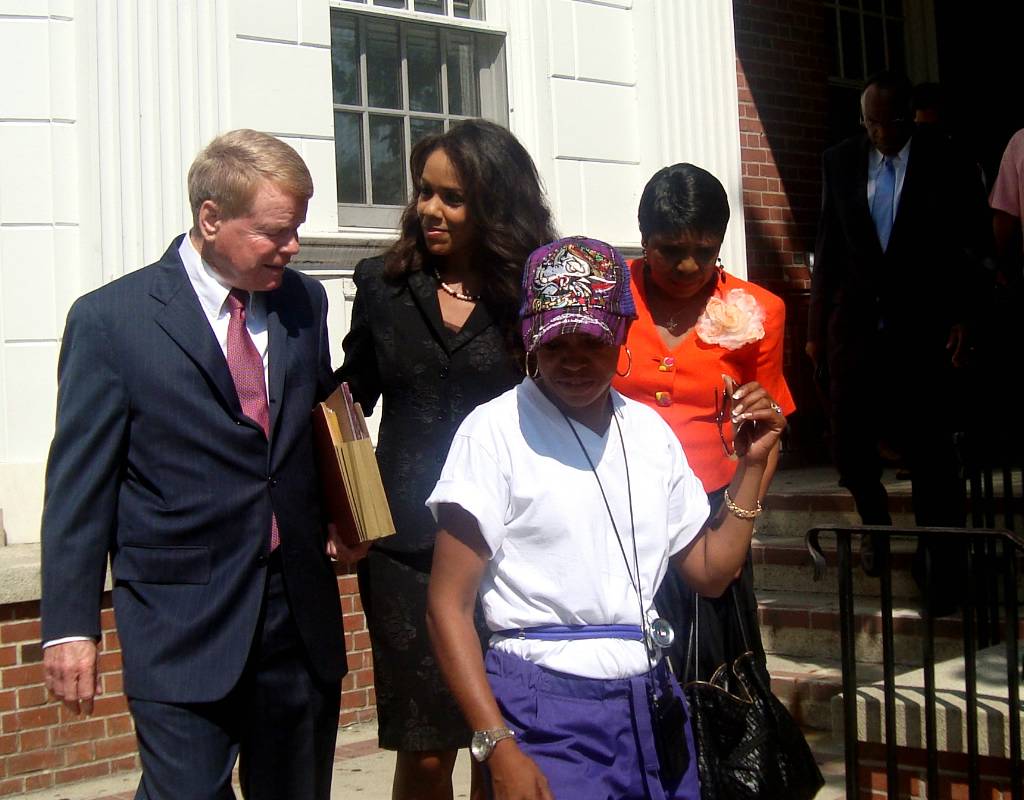 Not guilty plea in TV reporter's shoplifting case