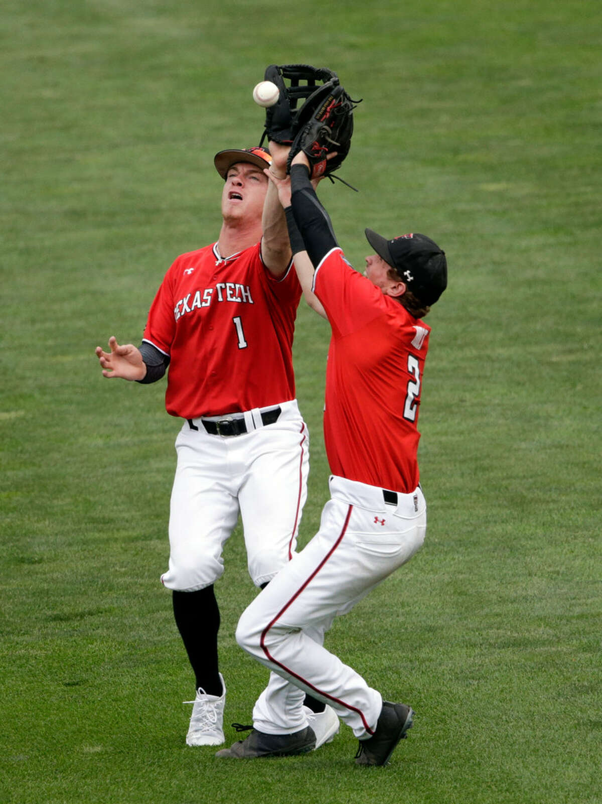 Fletcher's bat helps Arkansas beat Red Raiders 7-4 at CWS