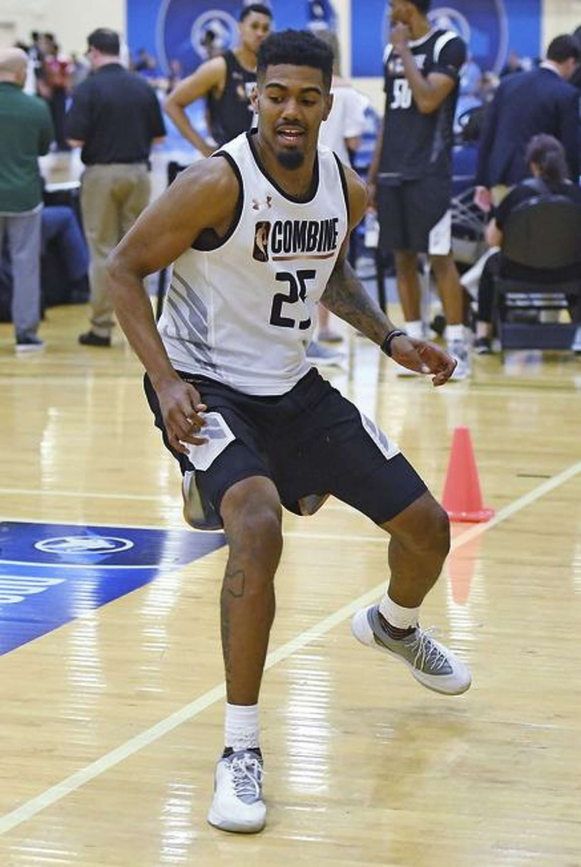 Warriors get their wing: Cincy’s Jacob Evans