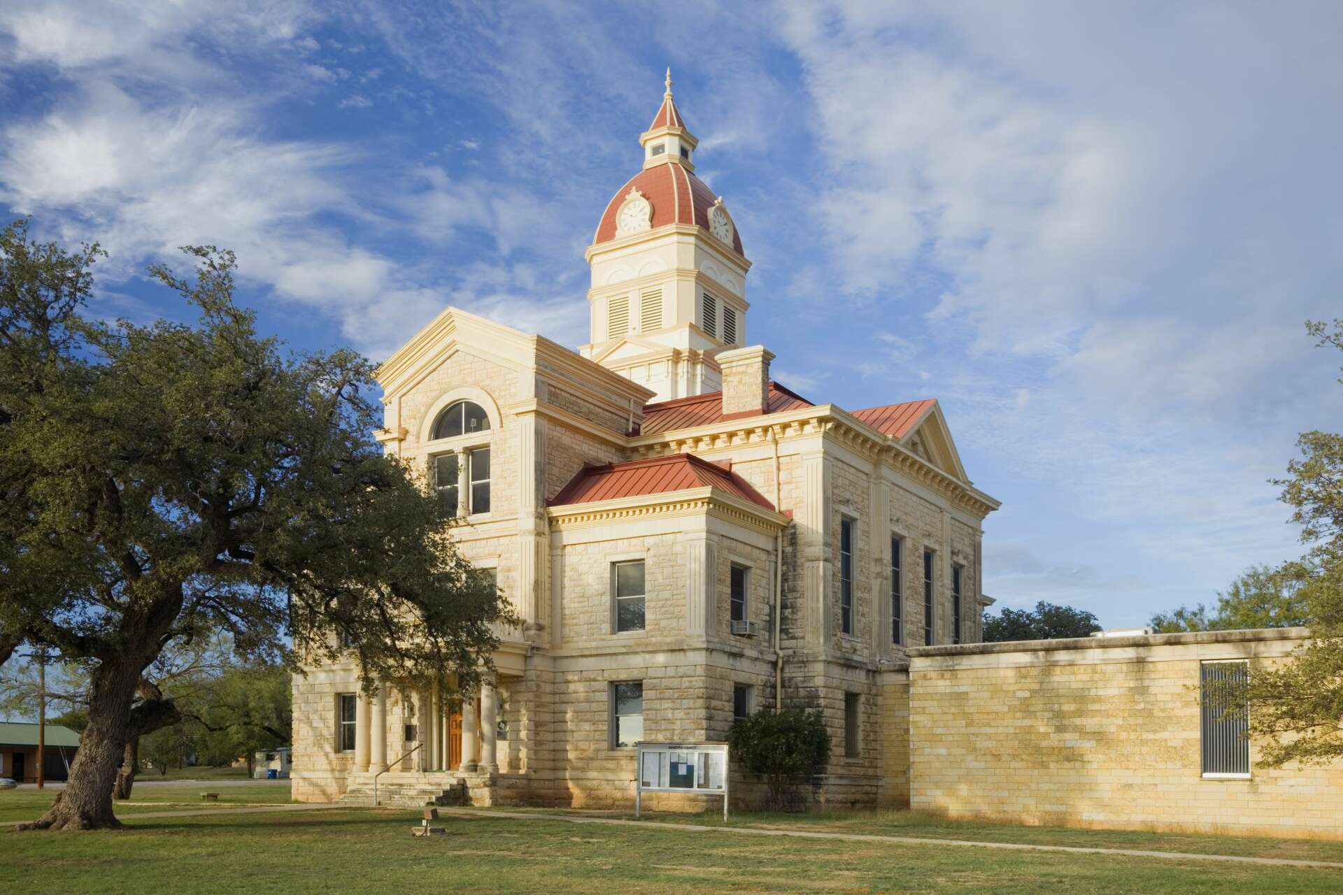 29 Historic Texas courthouses that look like castles