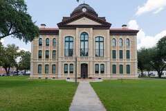 29 Historic Texas courthouses that look like castles