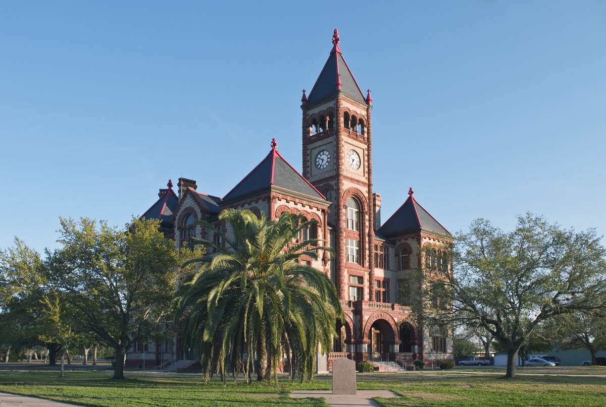 29 Historic Texas courthouses that look like castles