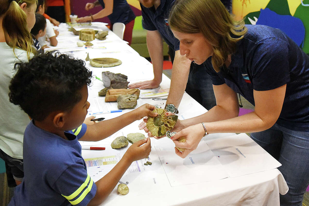 Chevron hosts kids geology classes