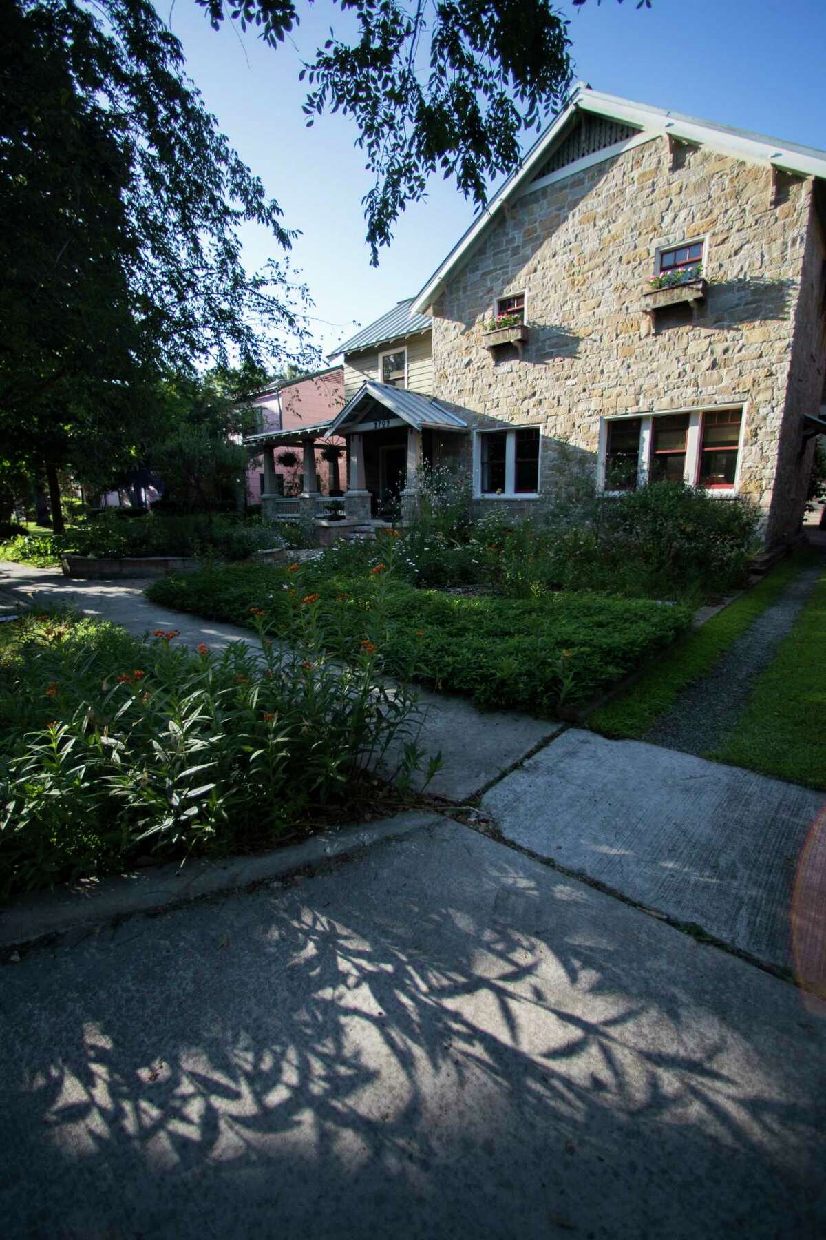 This sustainable garden in West U puts Houston's rain to work