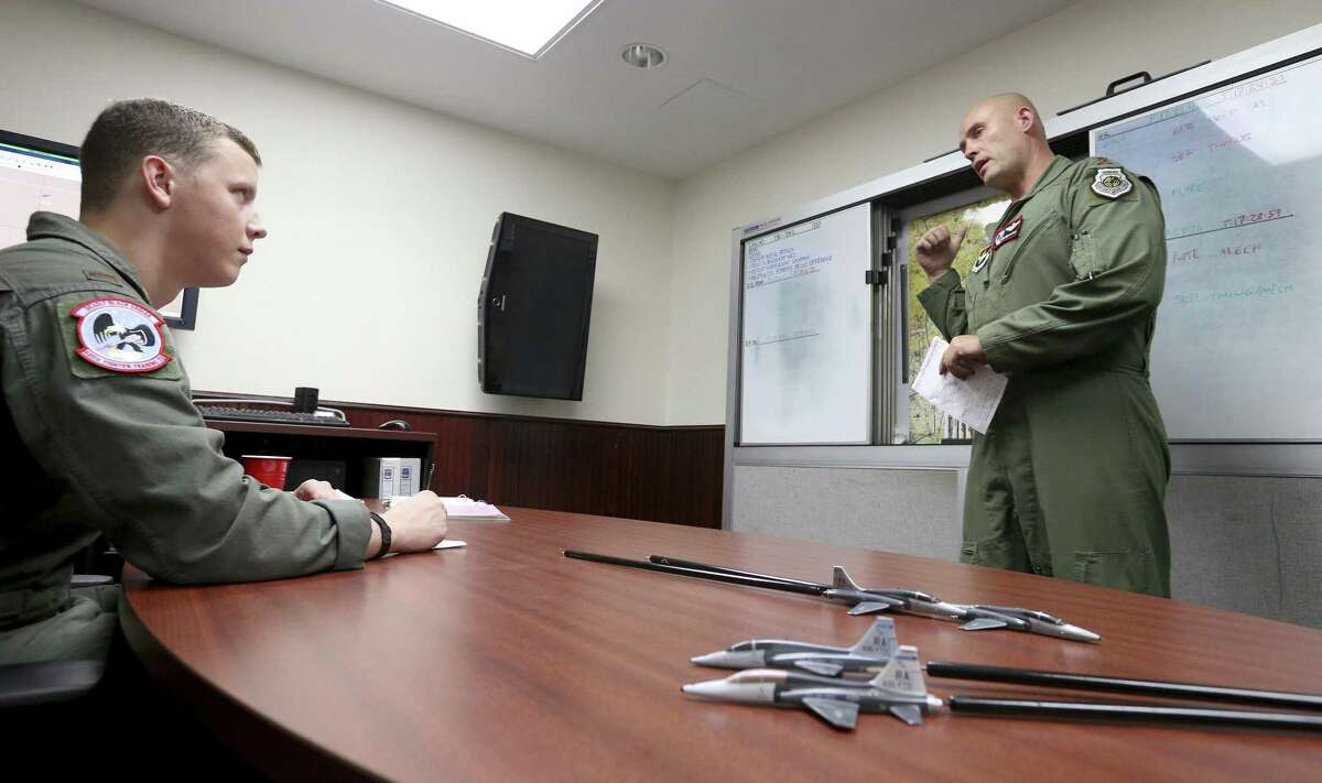 Air Force cuts pilot training by 5 weeks