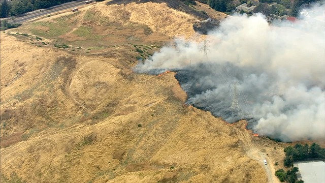 Large brush fire forces evacuations near Moraga high school