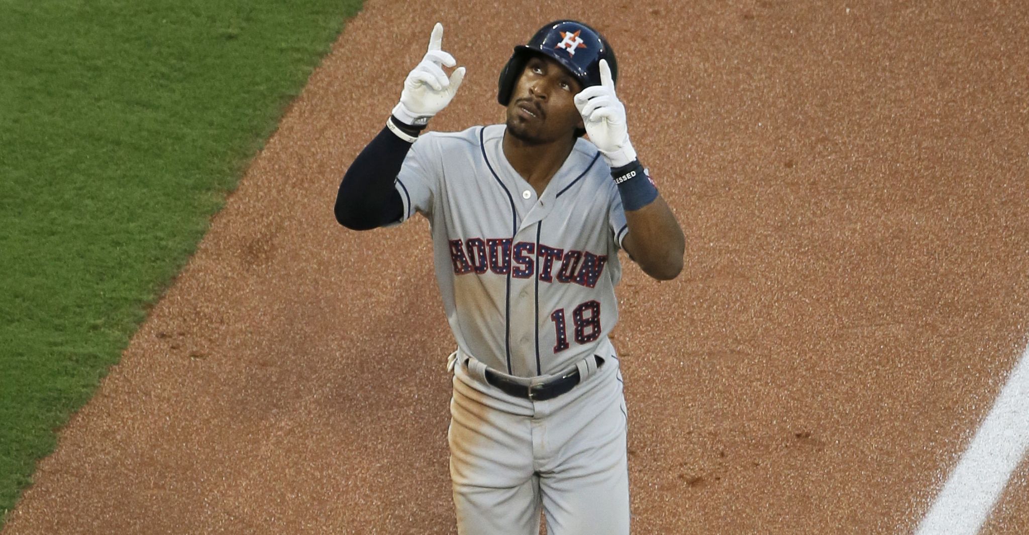 Astros hang on to beat Rangers in series opener