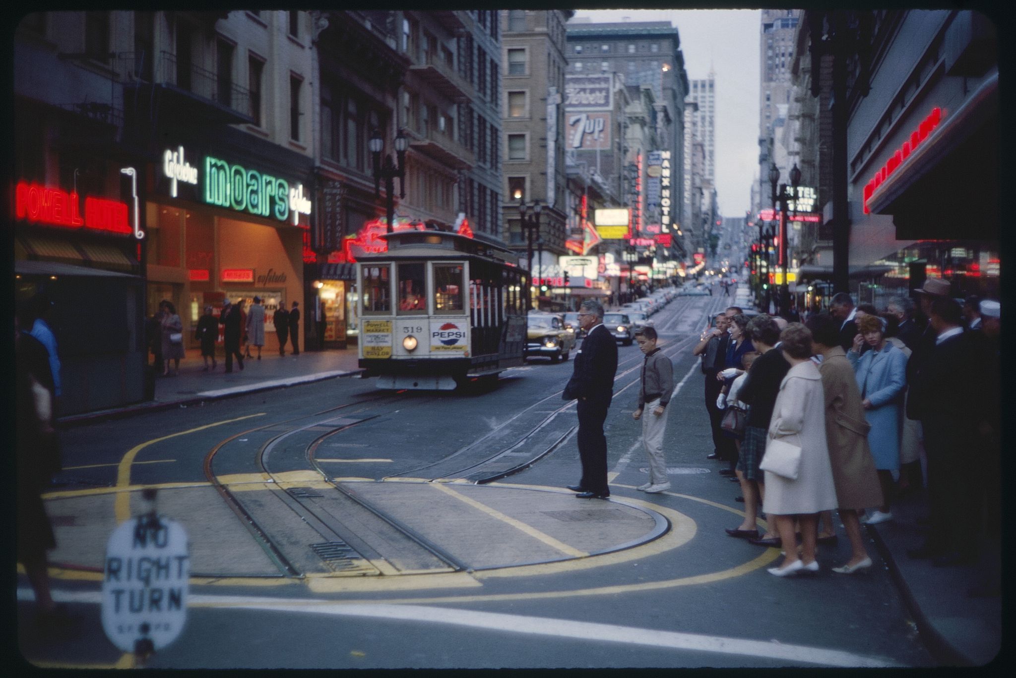 Powell Street turntable: San Francisco's most popular cable car pickup ...