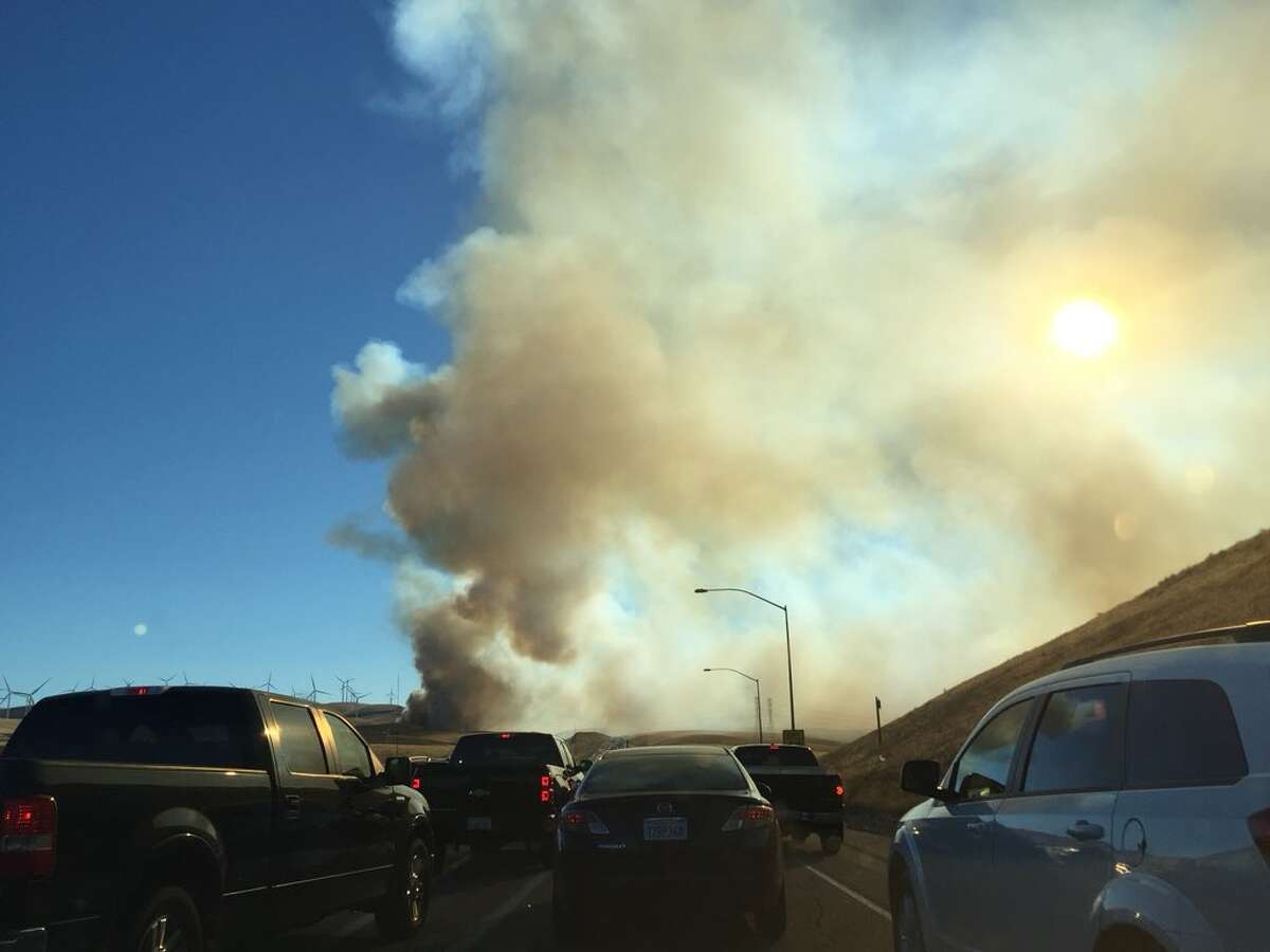 500-acre fire shuts down I-580 at Altamont Pass