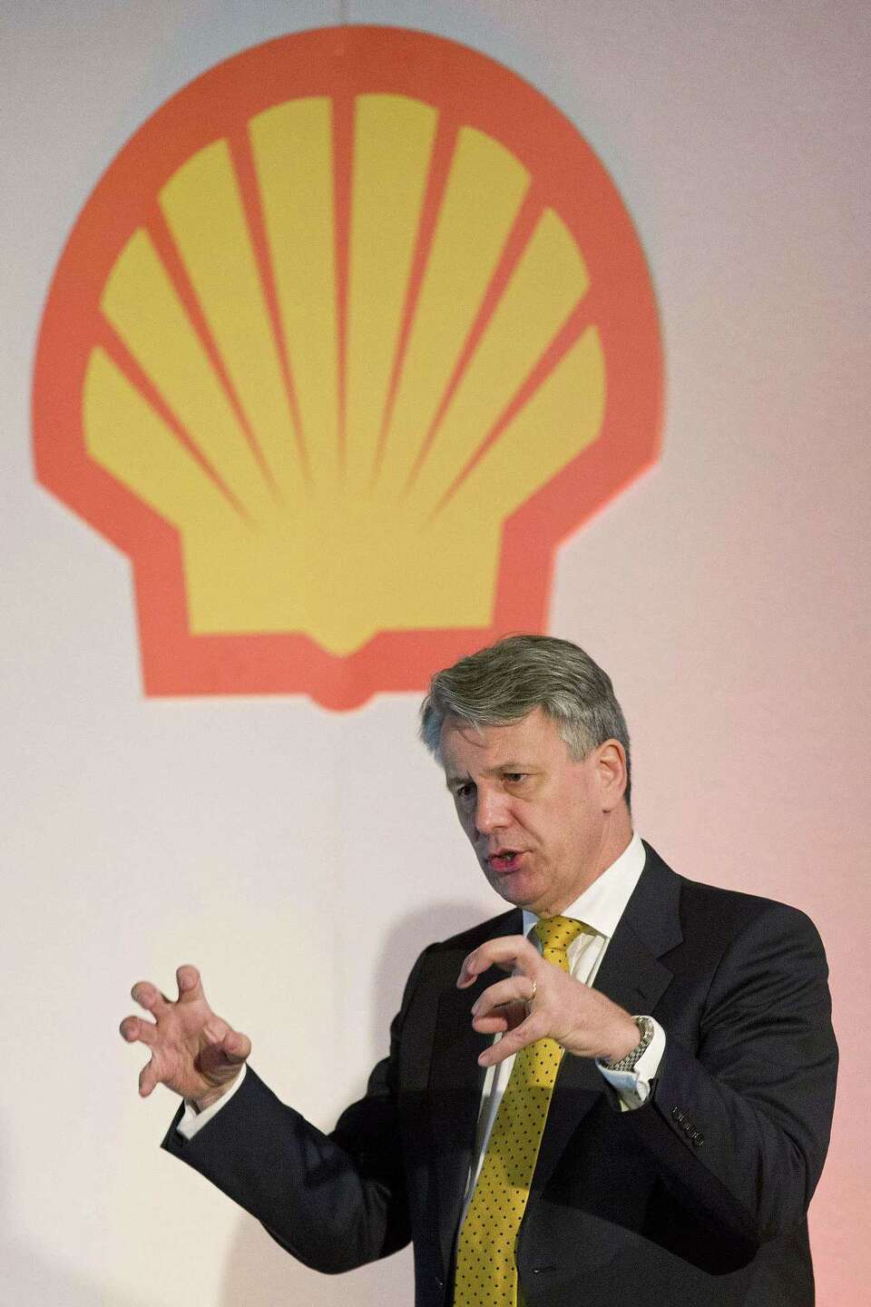 Shell executive balances two energy worlds