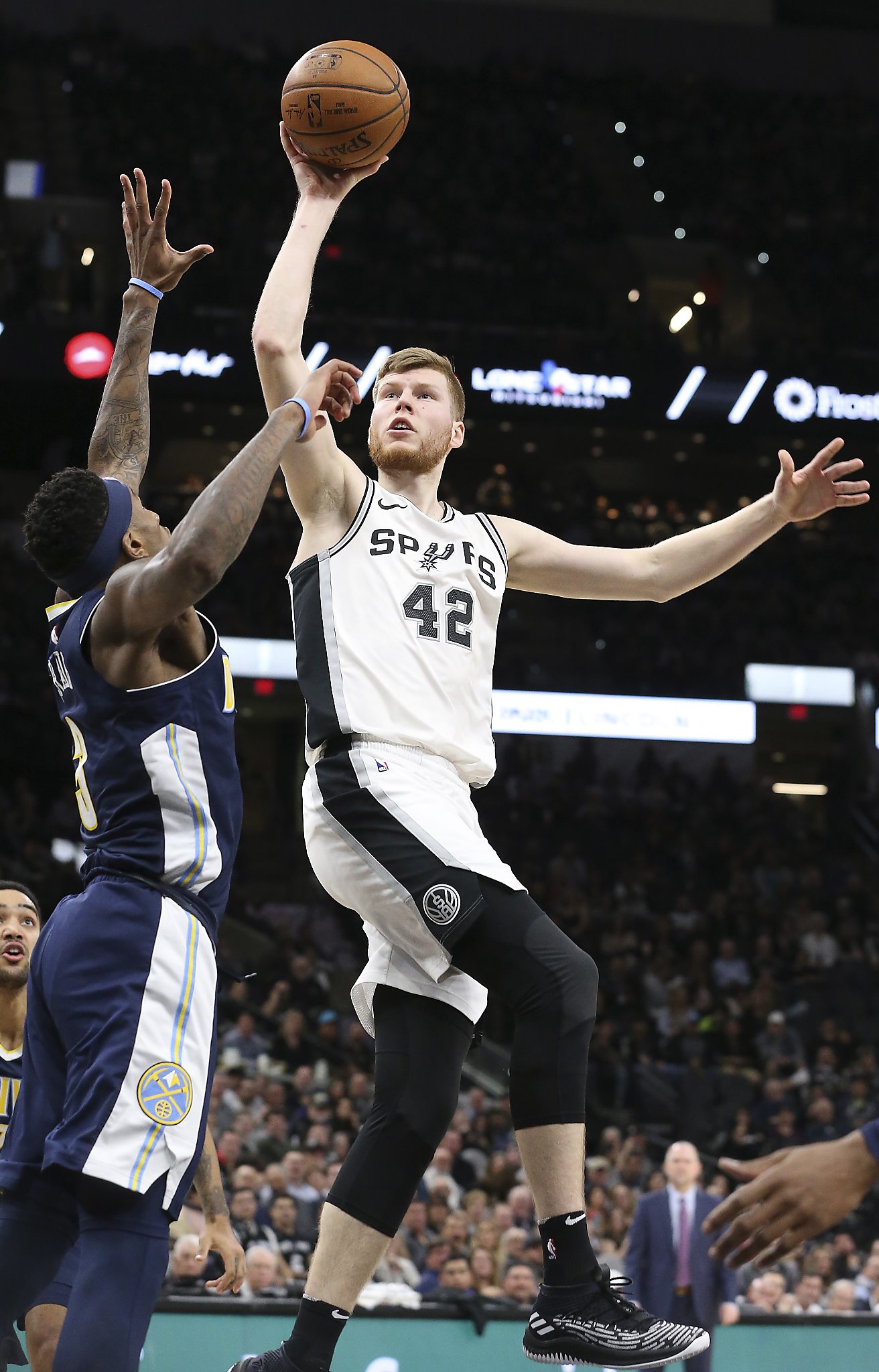 Spurs officially re-sign Bertans