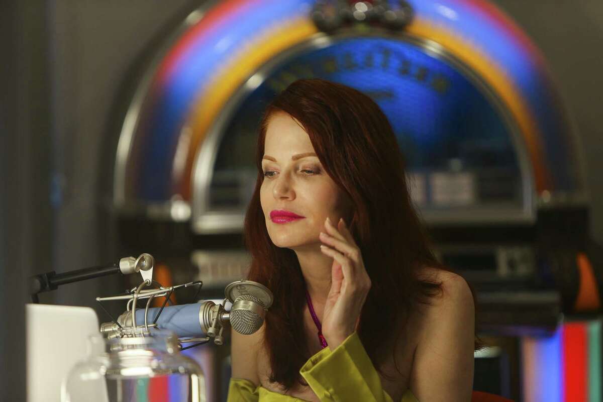 Spheres of influence: Houston woman shares her Flat Earth gospel via ...