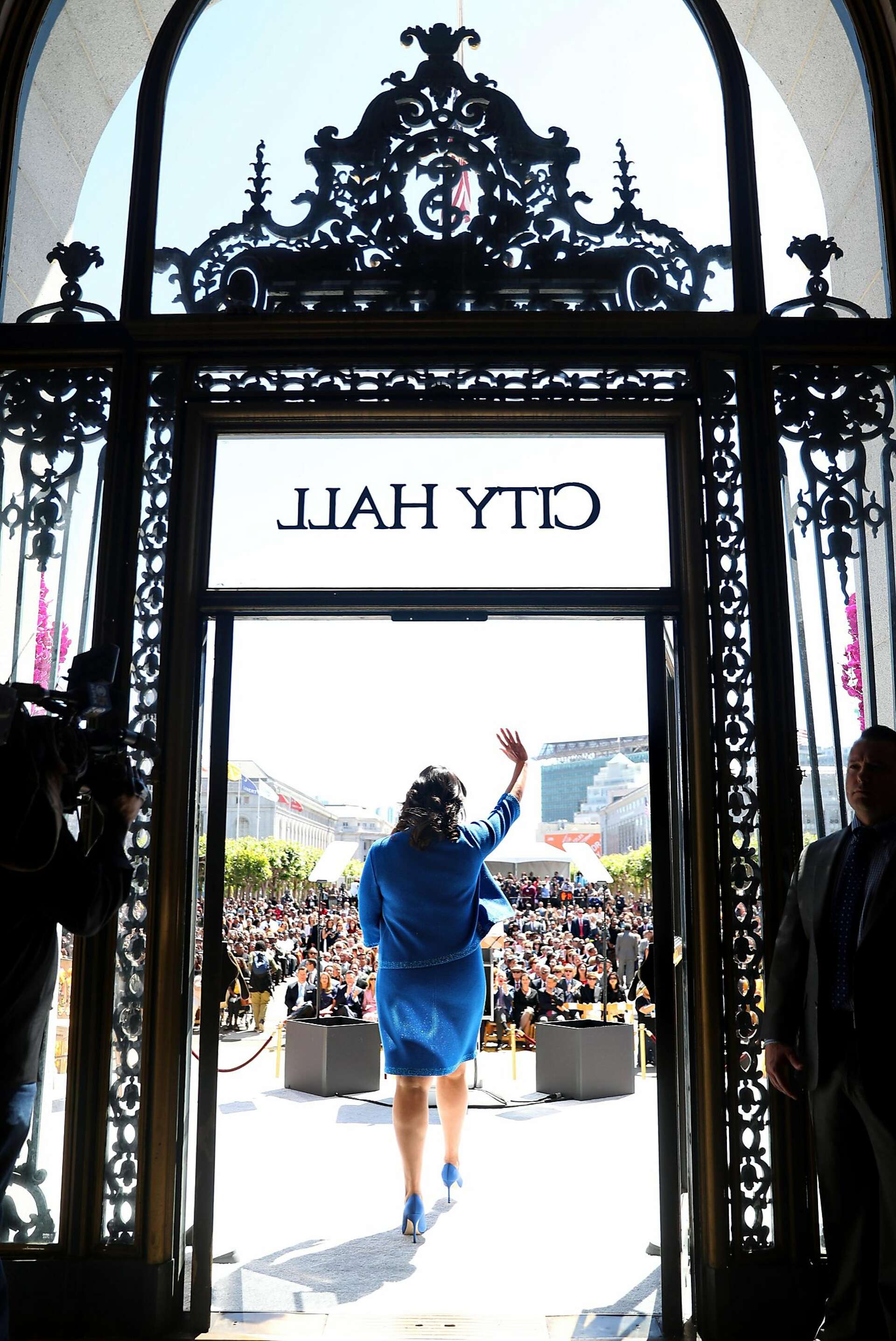 Big crowd at SF Civic Center sees London Breed sworn in as new mayor