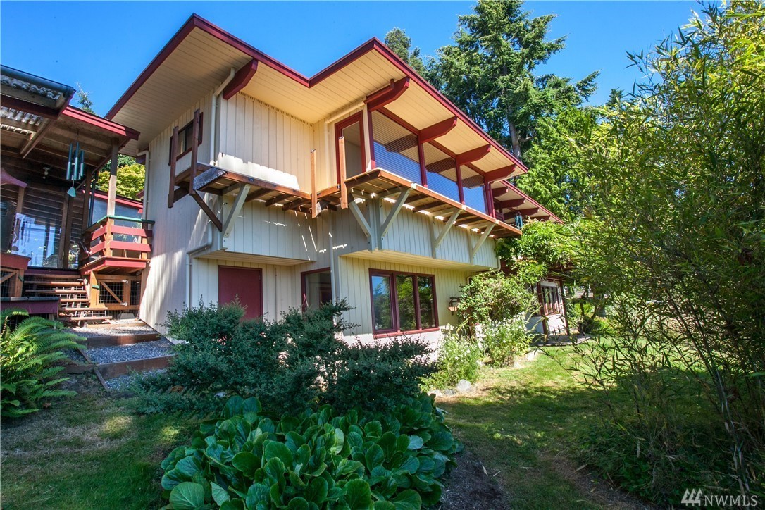 Retro custom cabin on Bainbridge on market for first time