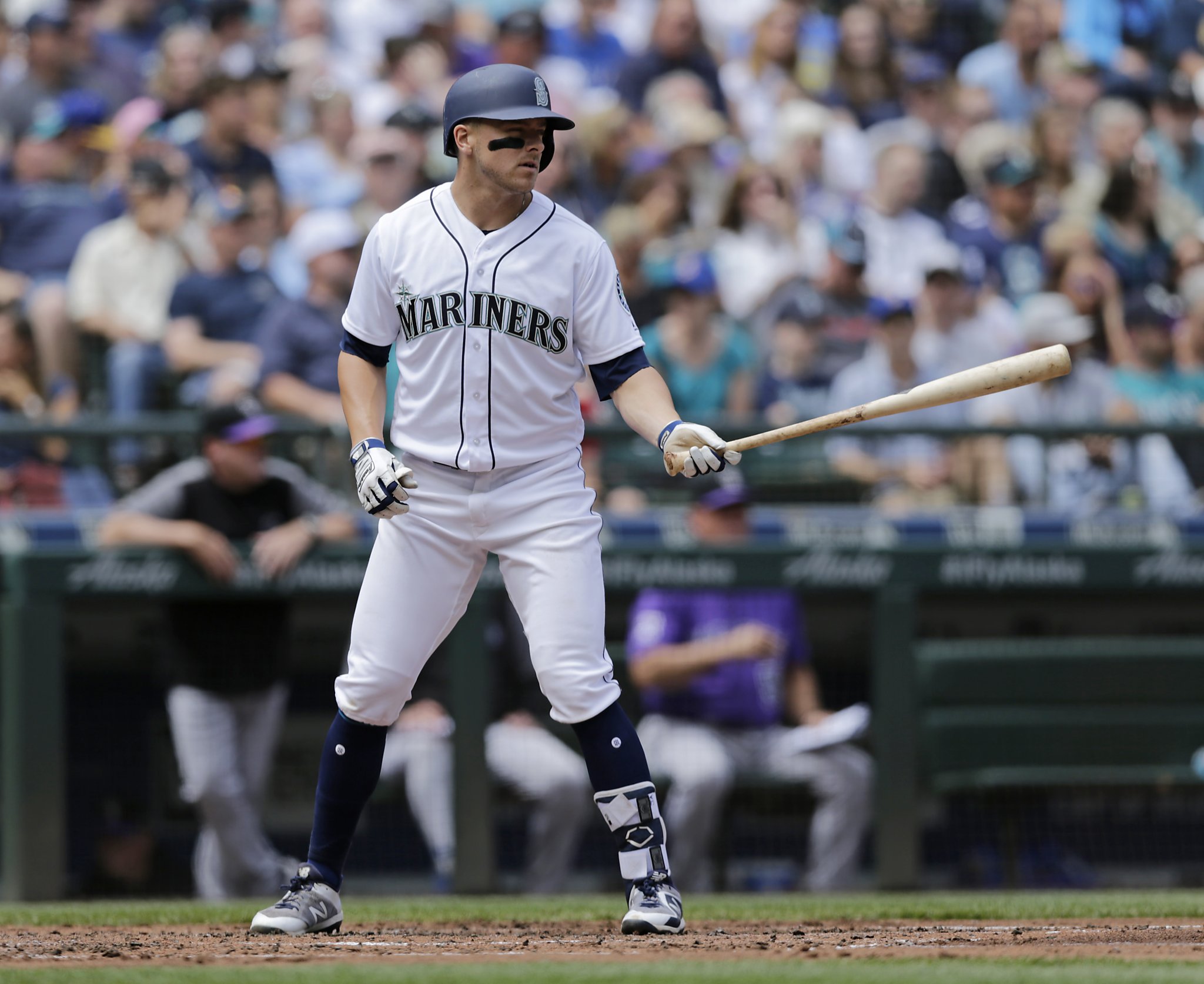 Giants pick up outfielder John Andreoli on waiver, designate Derek Law