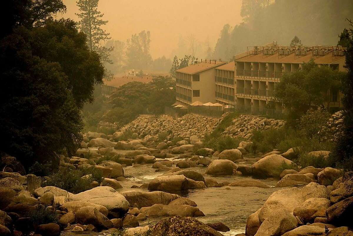 Wildfire outside Yosemite grows and moves closer to park