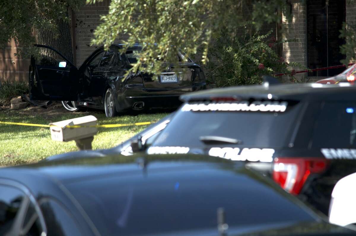 Houston officer opens fire on carjacking suspect in southwest neighborhood