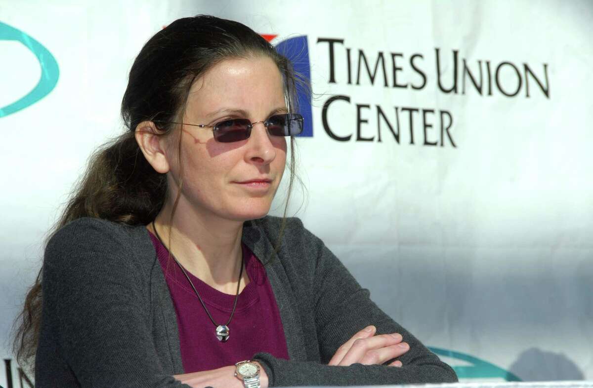 Seagram's heiress remains loyal to NXIVM's Keith Raniere as she faces ...