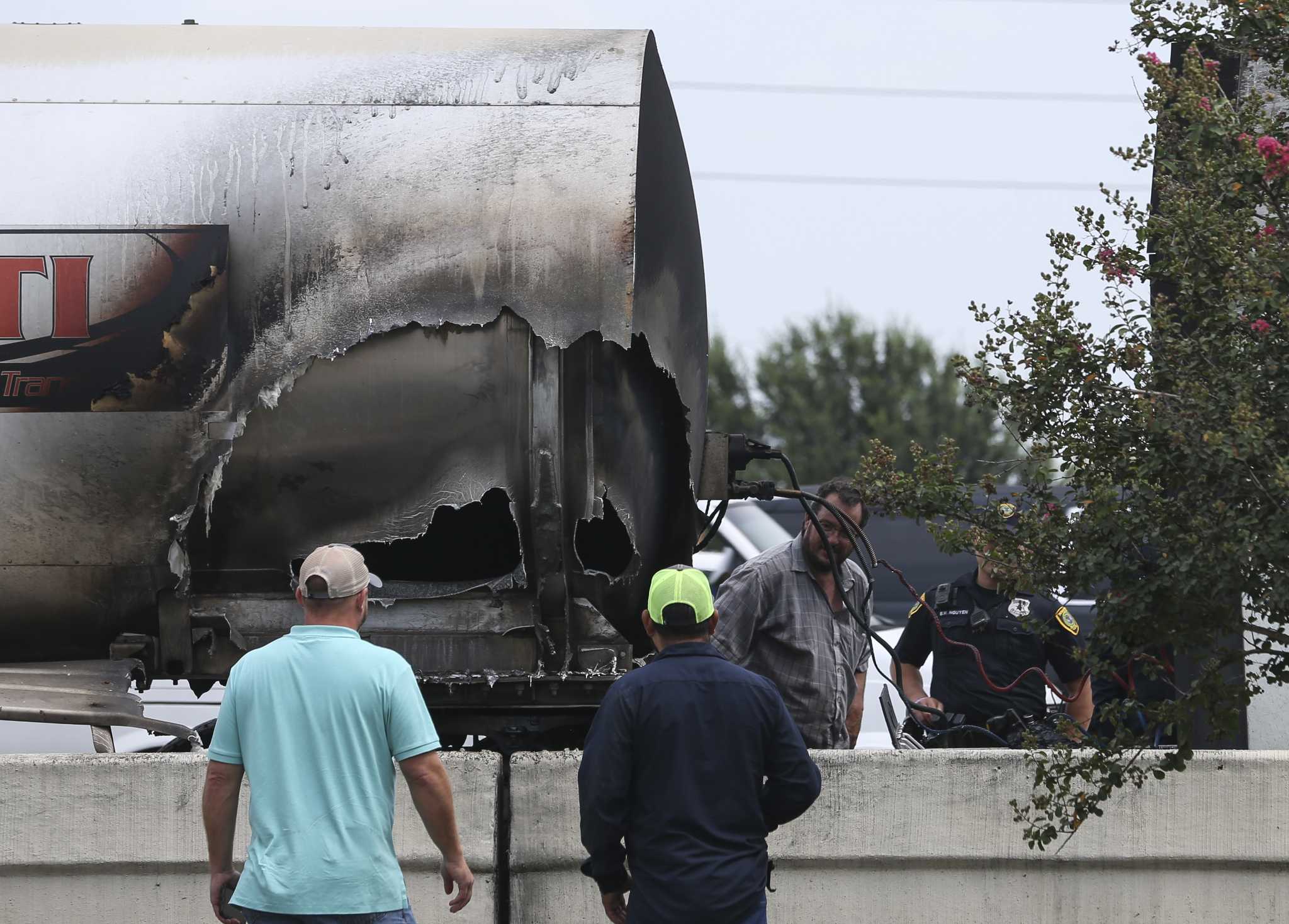 Truck fire closes eastbound Katy Freeway at Park Ten