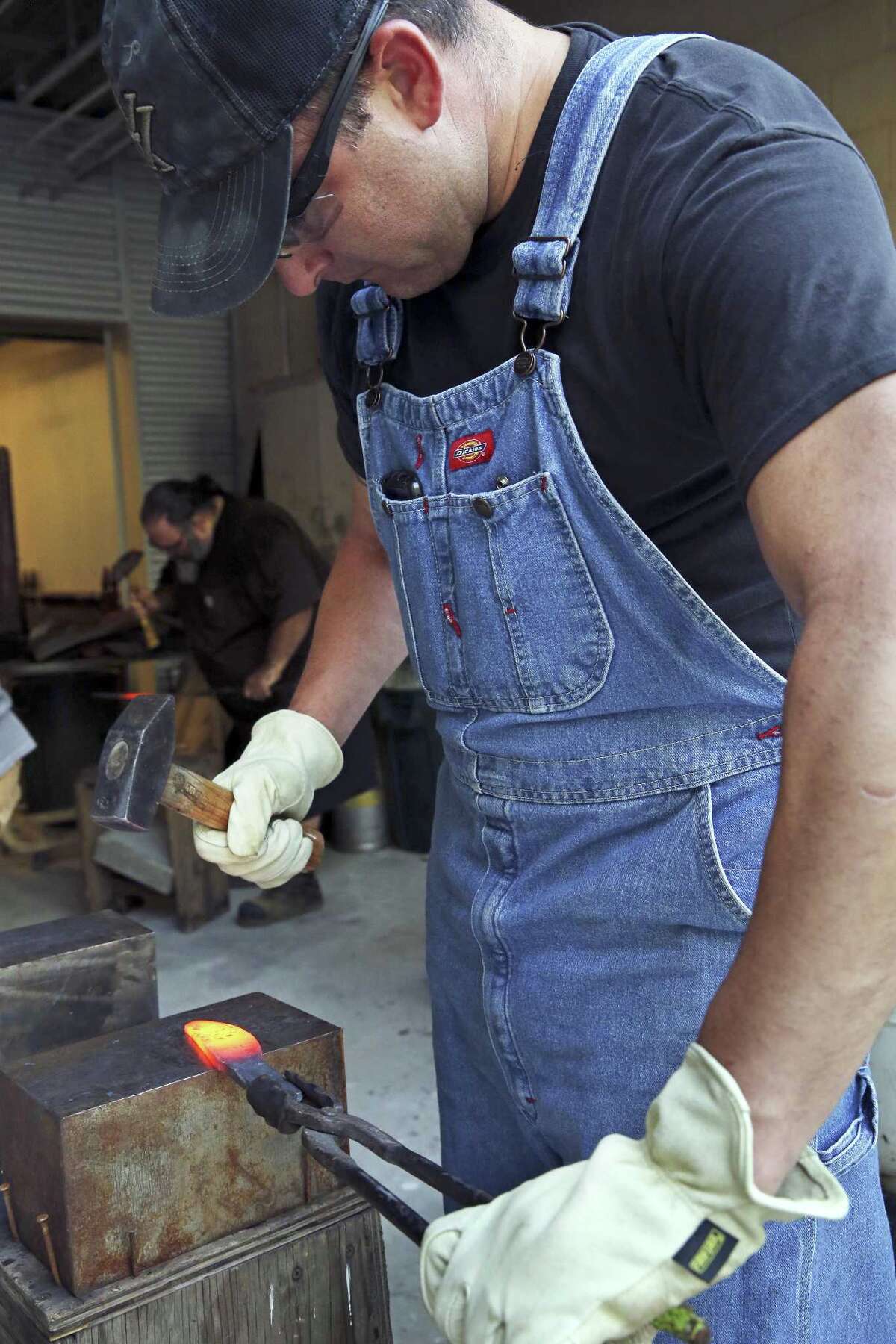 Texas’ new crop of blackmiths all about the blade