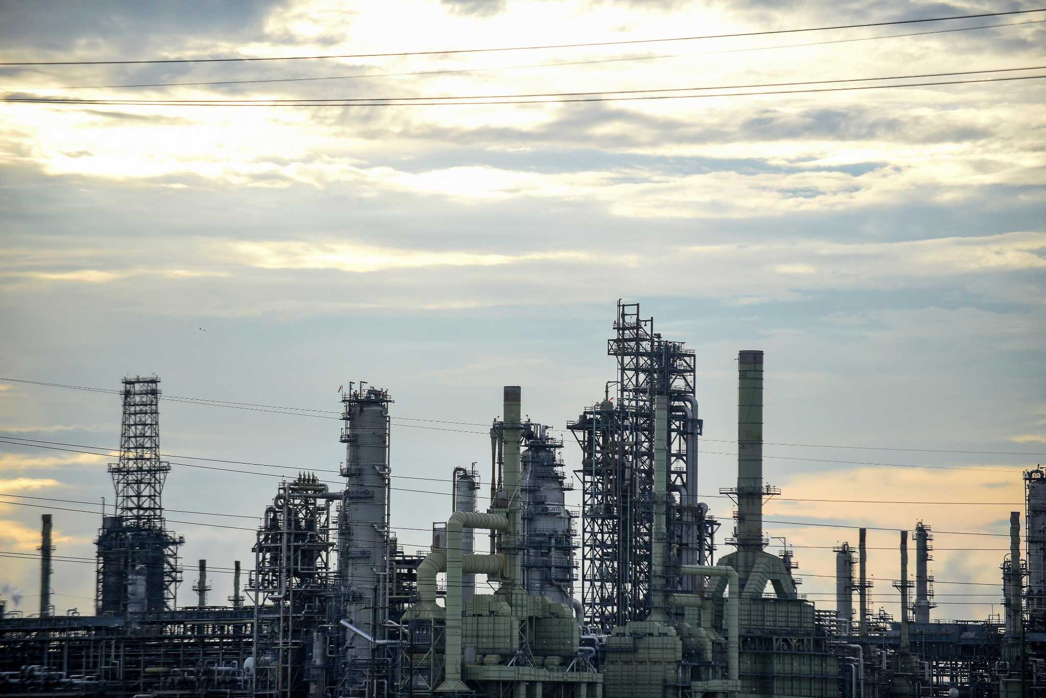 American refineries reach record capacity rates