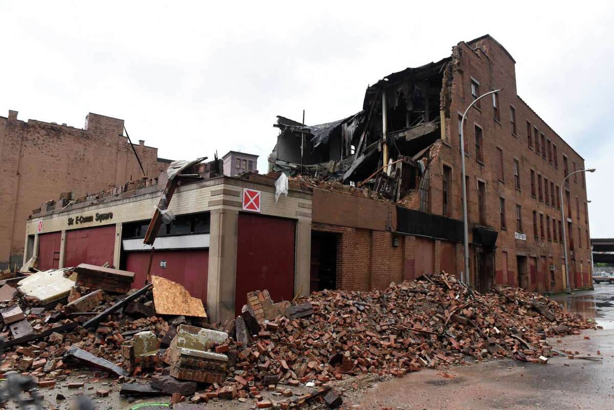 Photos: 6 E-Comm building on Broadway