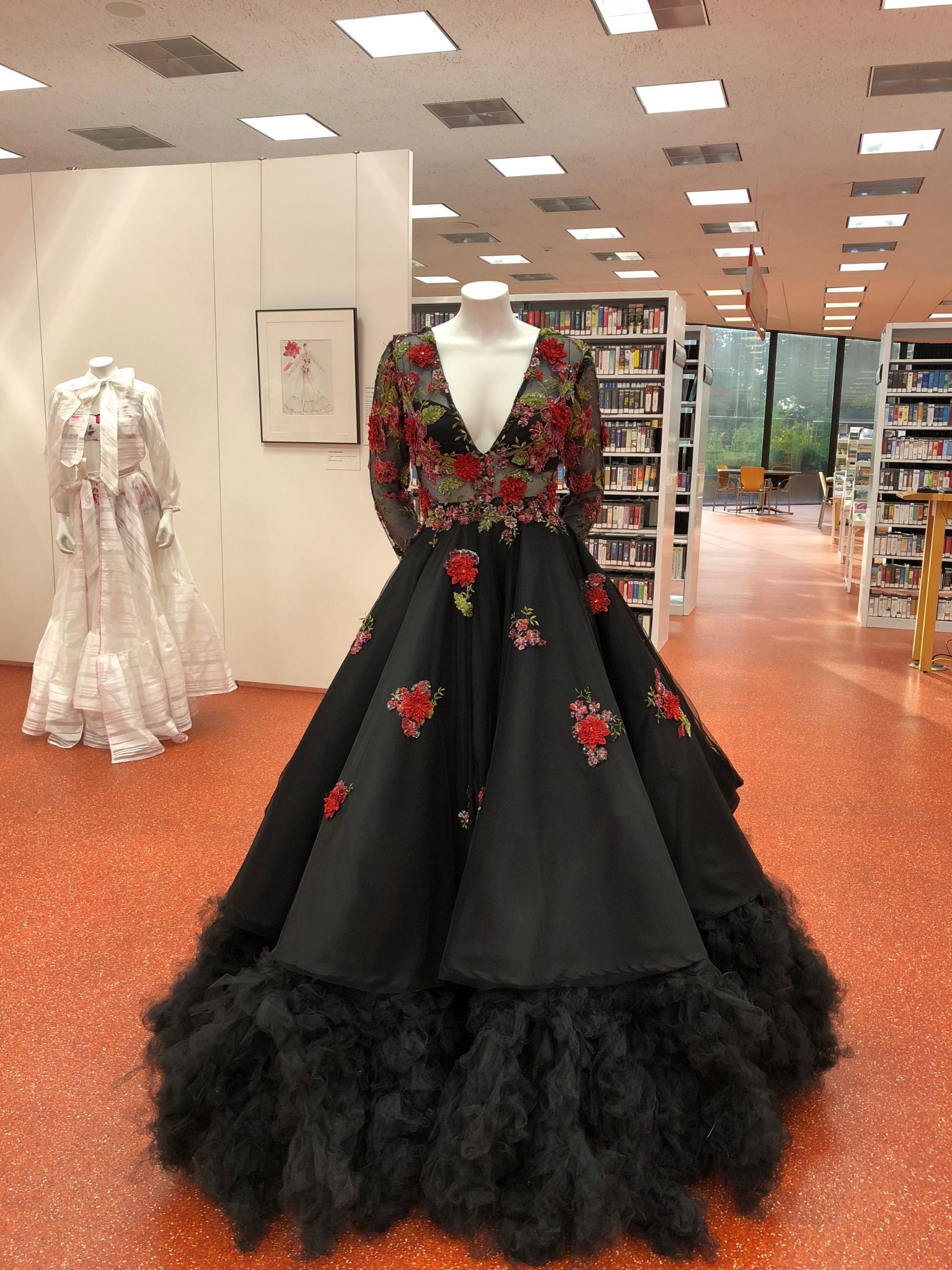 Houston Public Library showcases student designers' salute to Oscar de ...