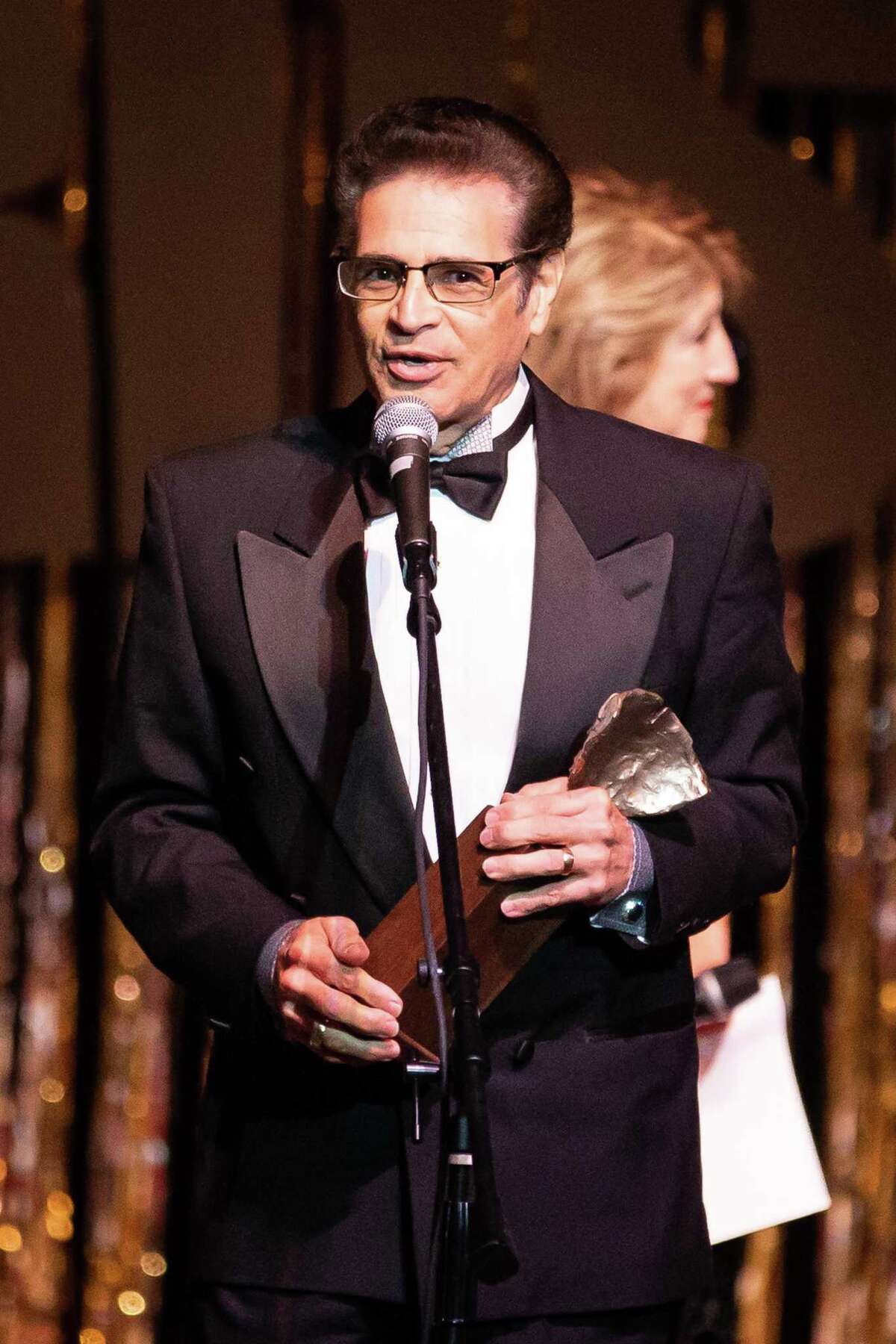 5 things to know about Manny Cafeo's final Conroe show 'Holiday Inn'