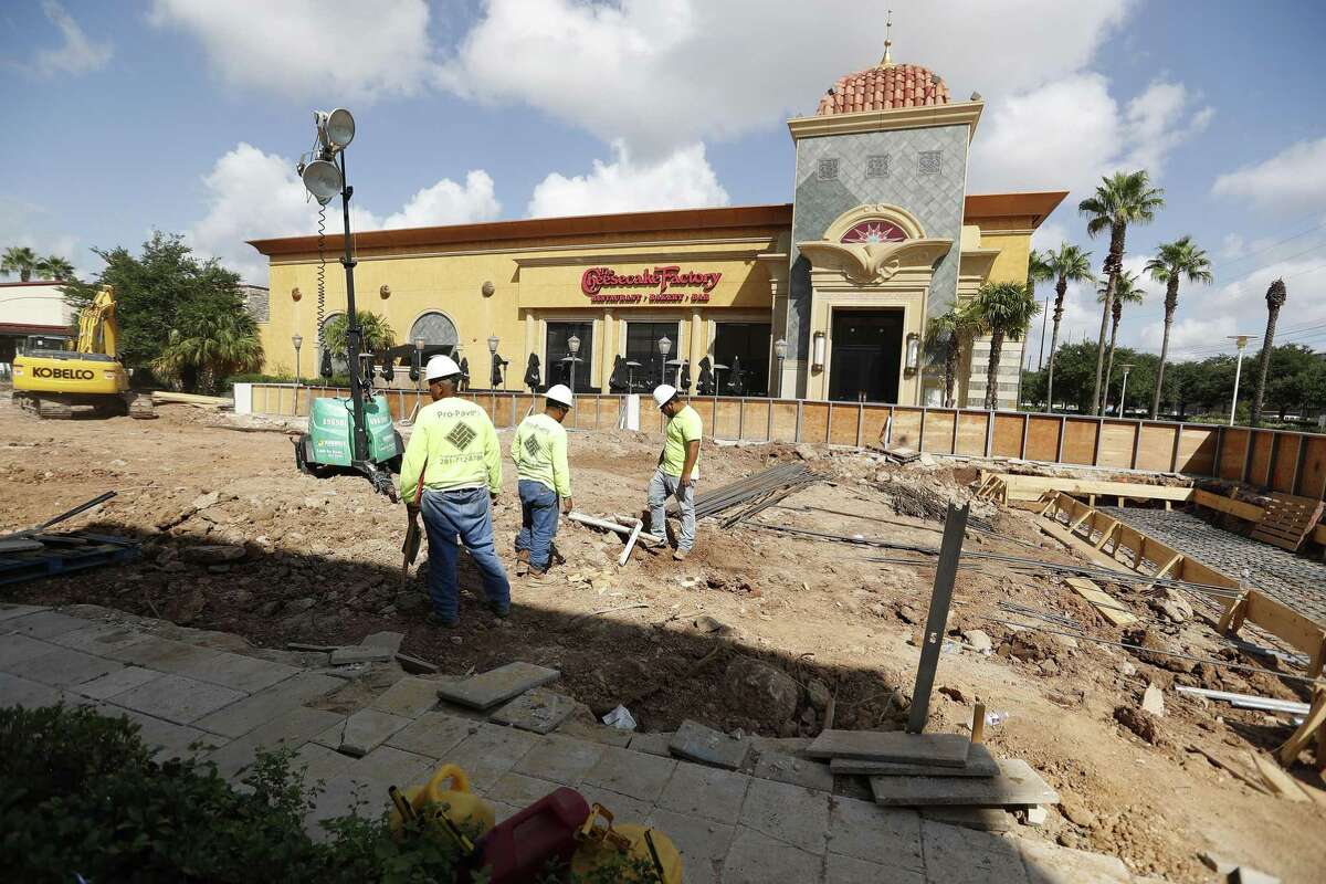 Malls turn to green space to draw shoppers