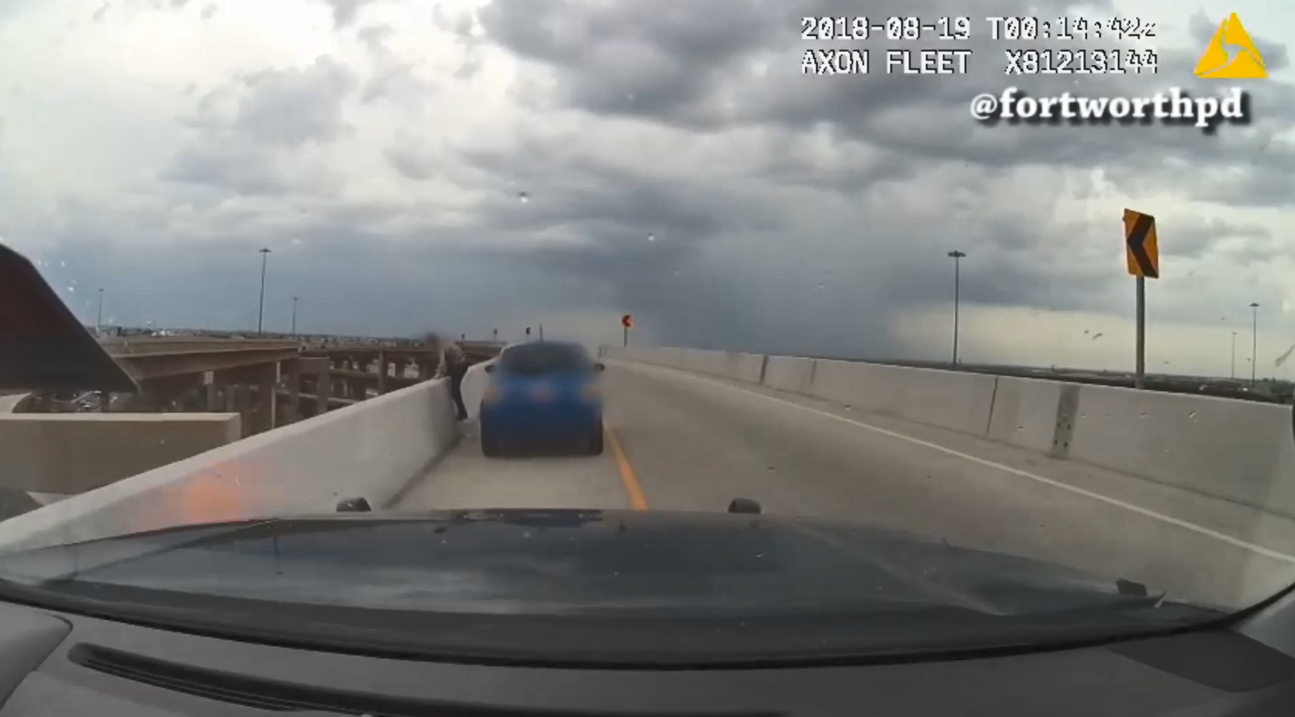 Dramatic video shows Texas cops stopping woman from jumping from overpass