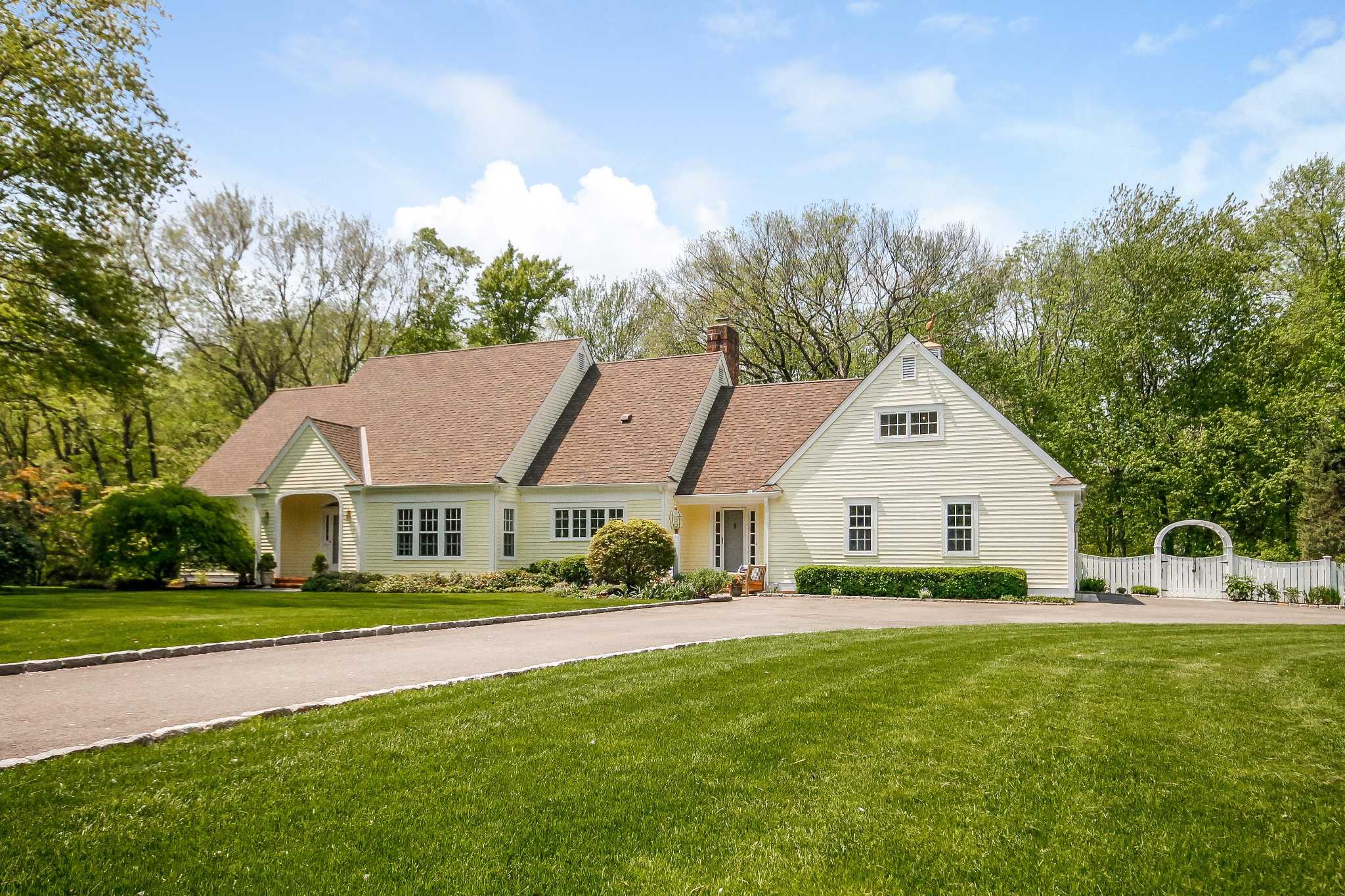 On the Market / Bucolic country views at private Fairfield house