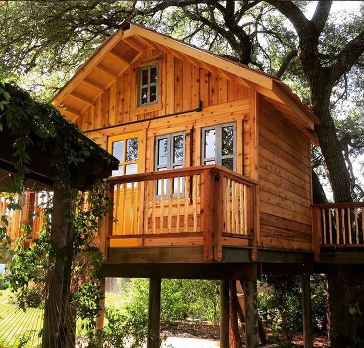 San Antonio-based treehouse builders hanging lavish hangouts in trees