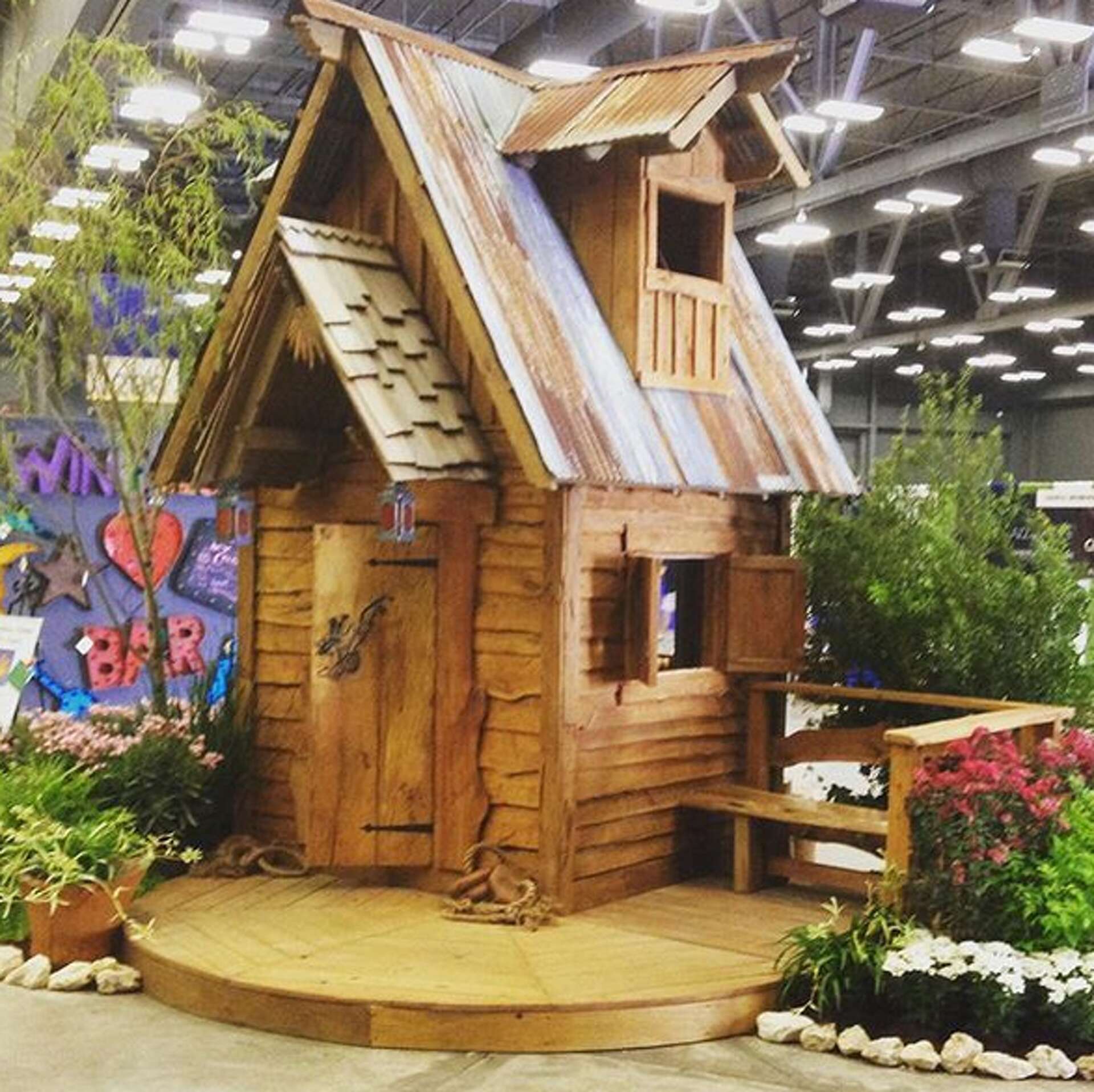 San Antonio-based treehouse builders hanging lavish hangouts in trees