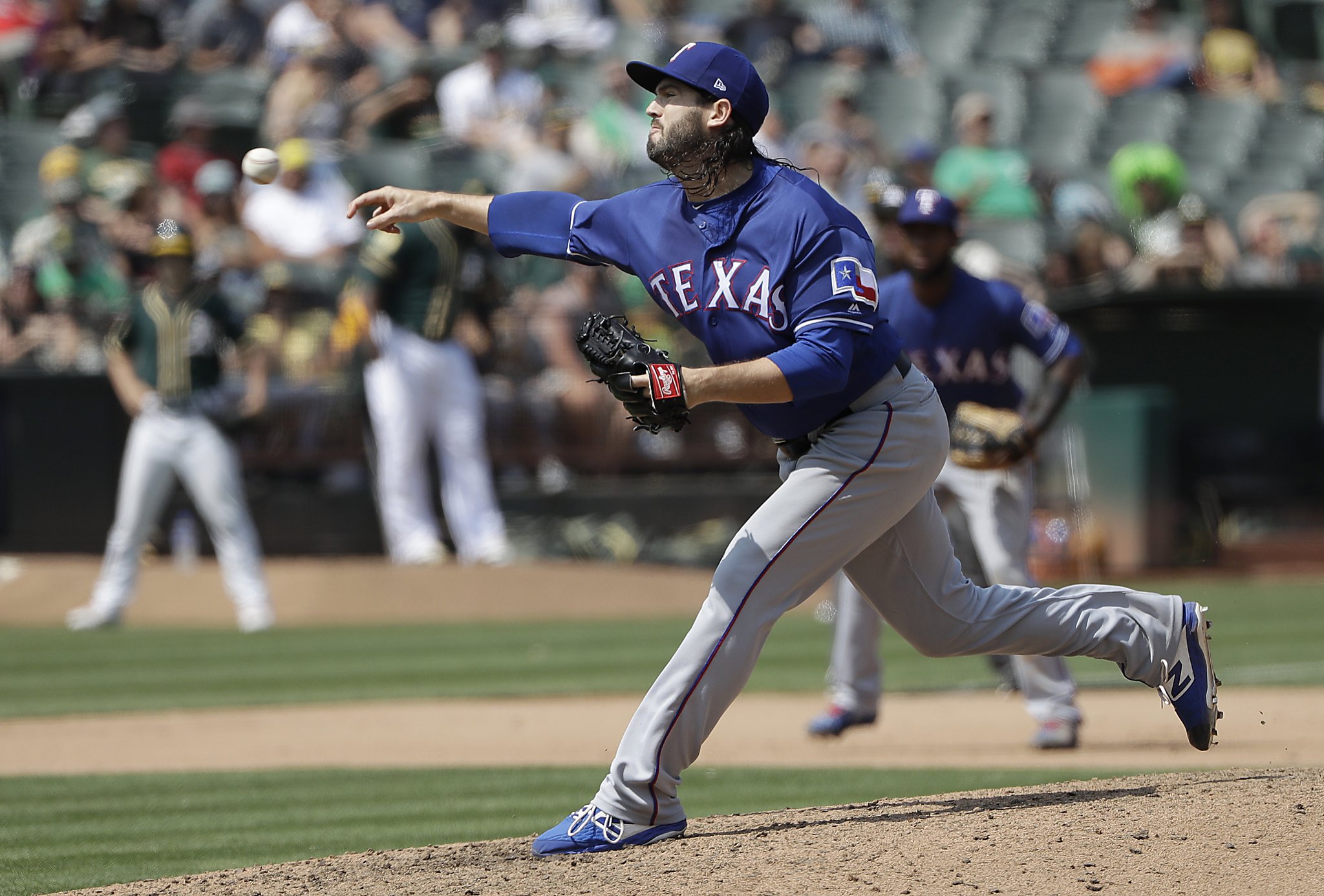 A’s acquire former Giants right-hander Cory Gearrin from Rangers
