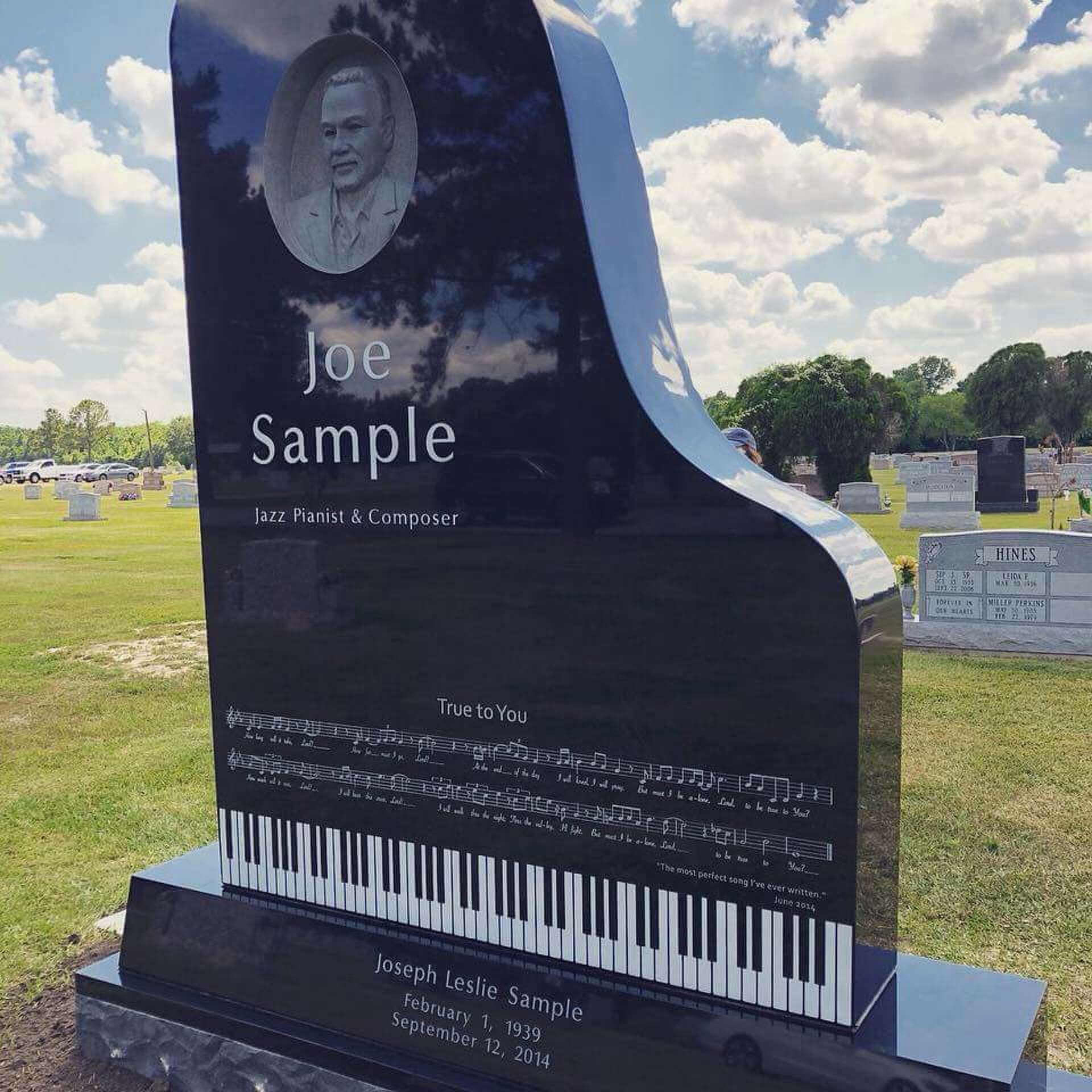Jazz legend Joe Sample honored with an epic headstone