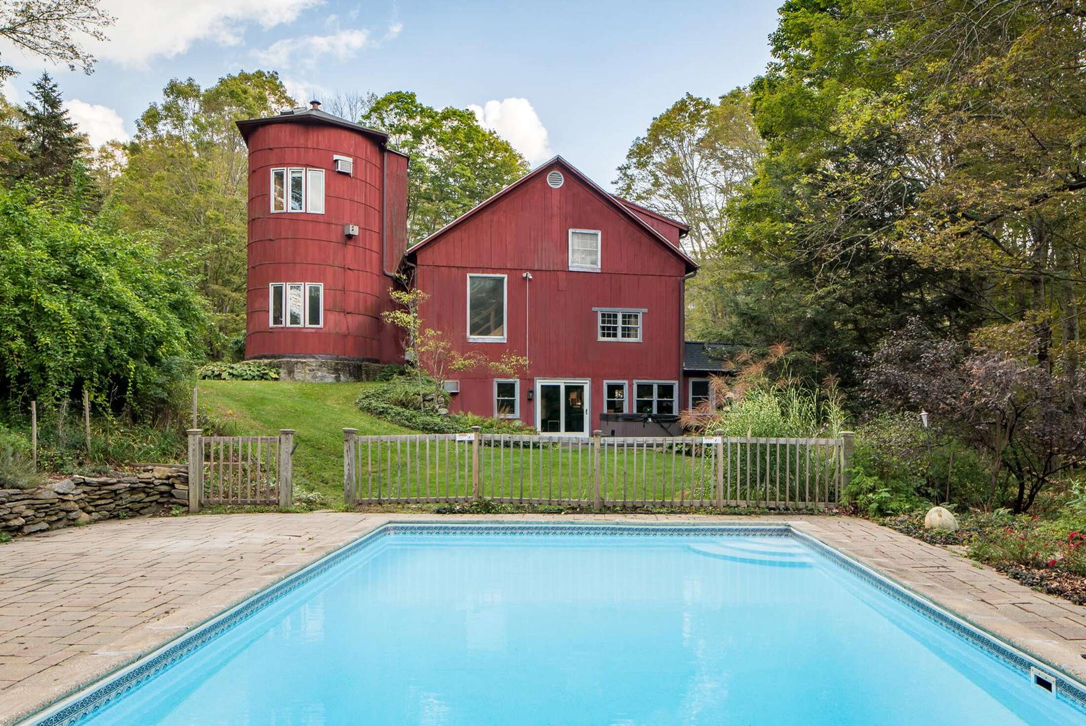 ‘Iconic’ barn house with silo in Kent