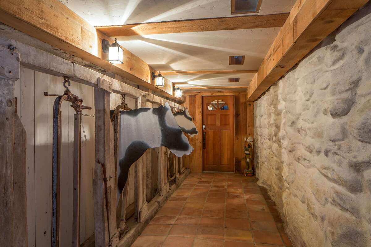‘Iconic’ barn house with silo in Kent